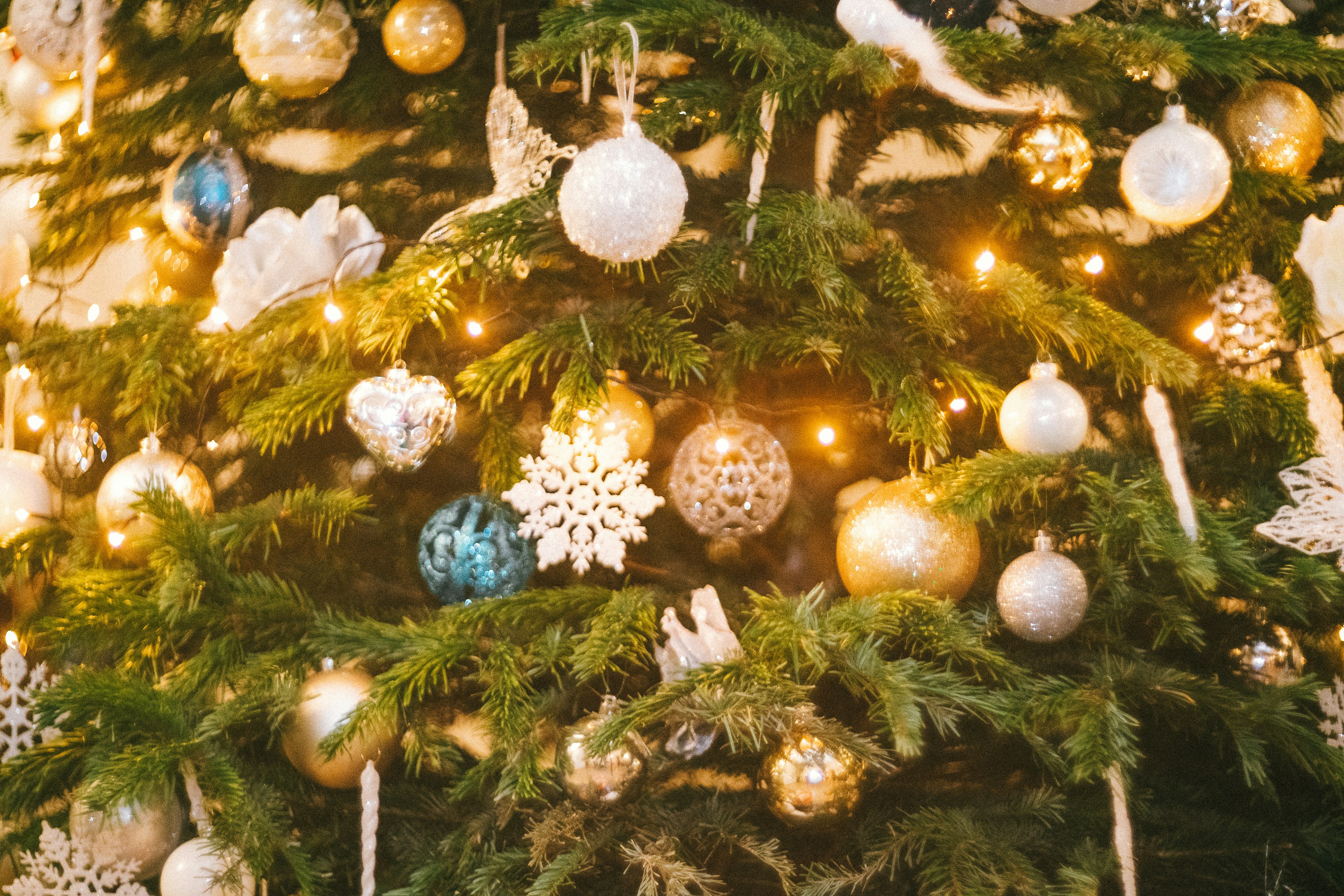 A decorated christmas tree with ornaments and ornaments photo – Free ...