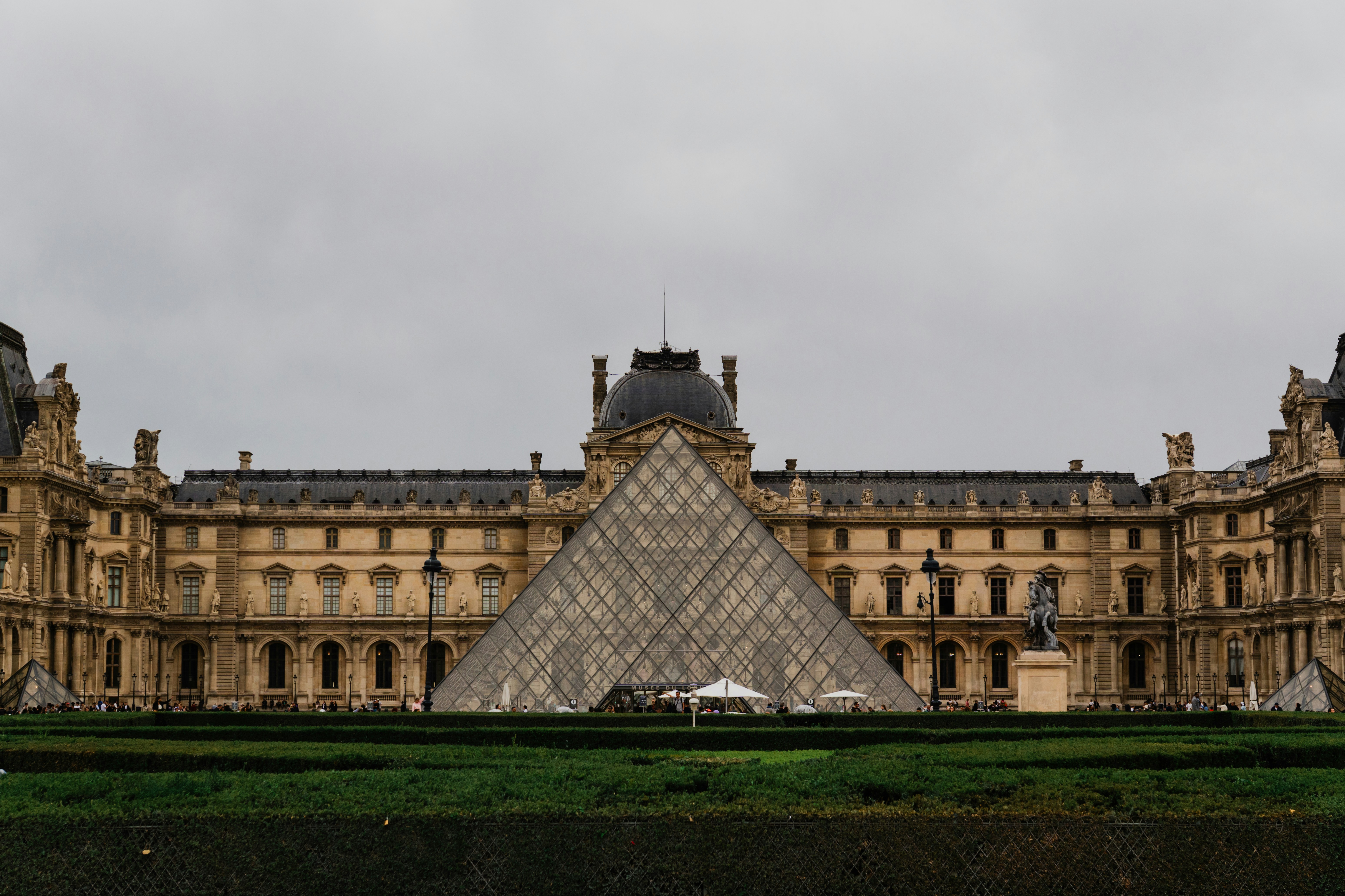 Das Louvre-Museum mit seiner ikonischen Glaspyramide Foto – Kostenloses ...