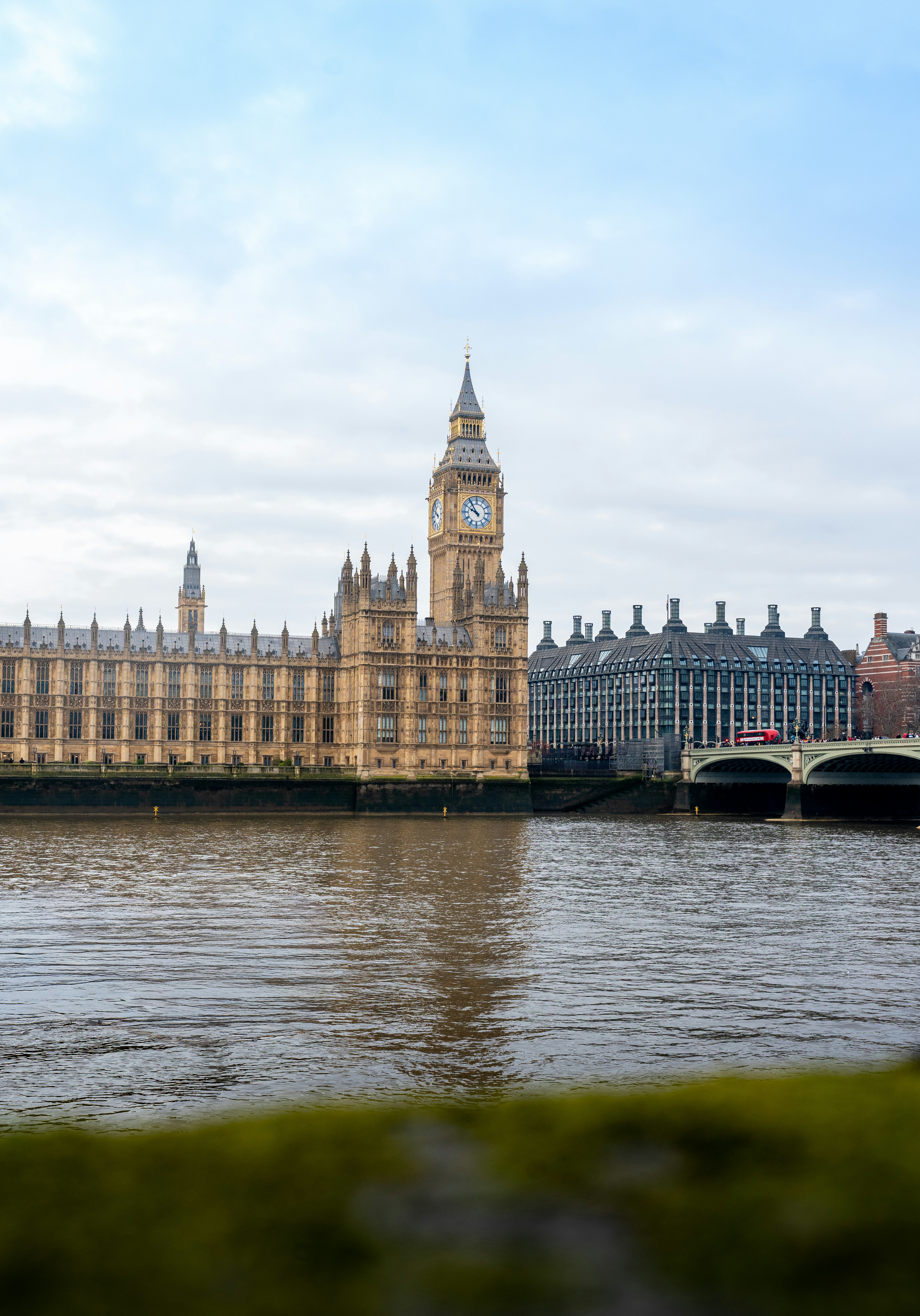 Big ben and the houses of parliament by river thames photo – Free ...
