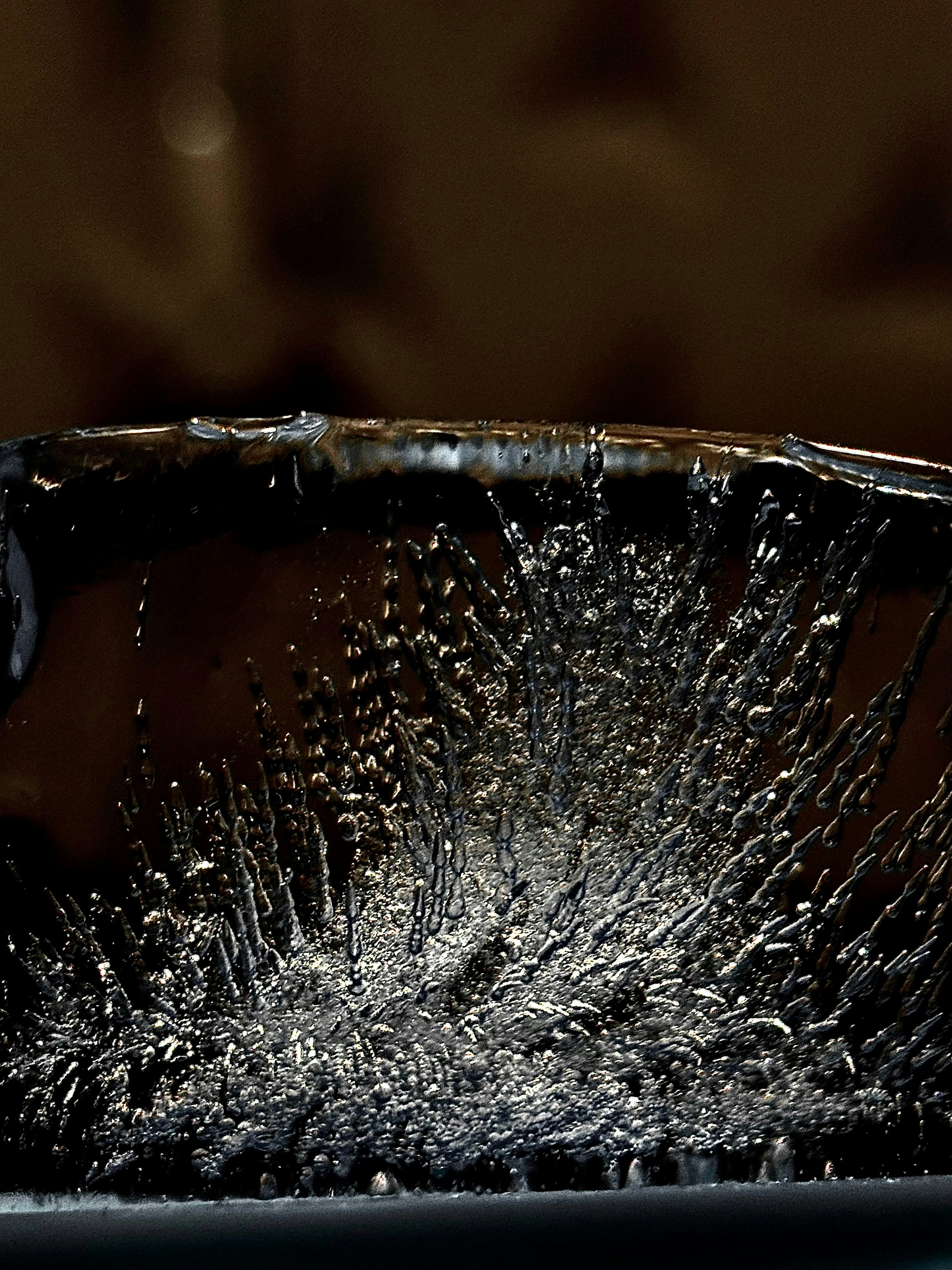 Crisp Splash: Heat-motion Visible on a Wokless Pan Rim