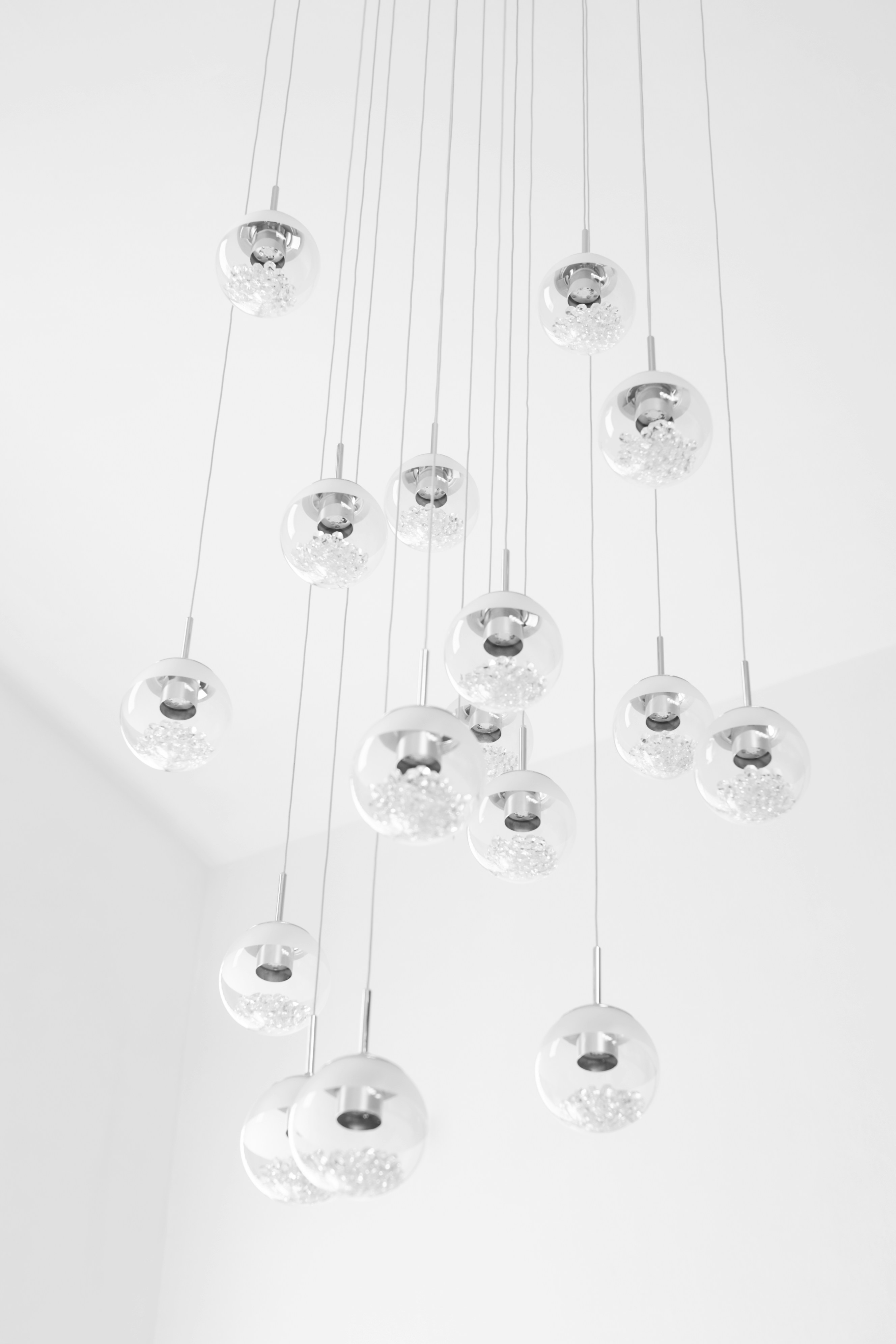 Luzes pendentes modernas penduradas no teto foto – Imagem grátis sobre ...