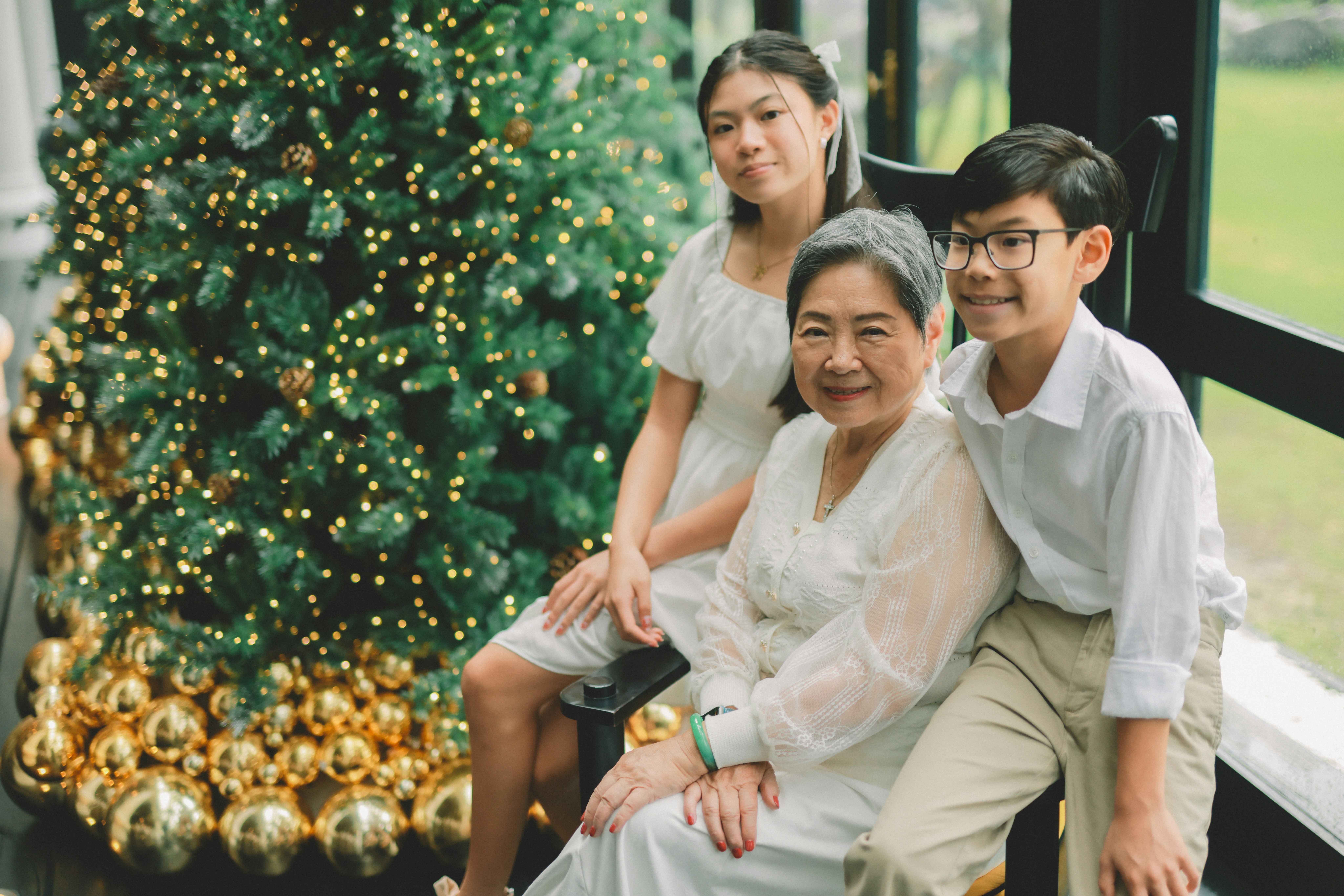 Three generations posing by a christmas tree. photo – Free Christmas ...