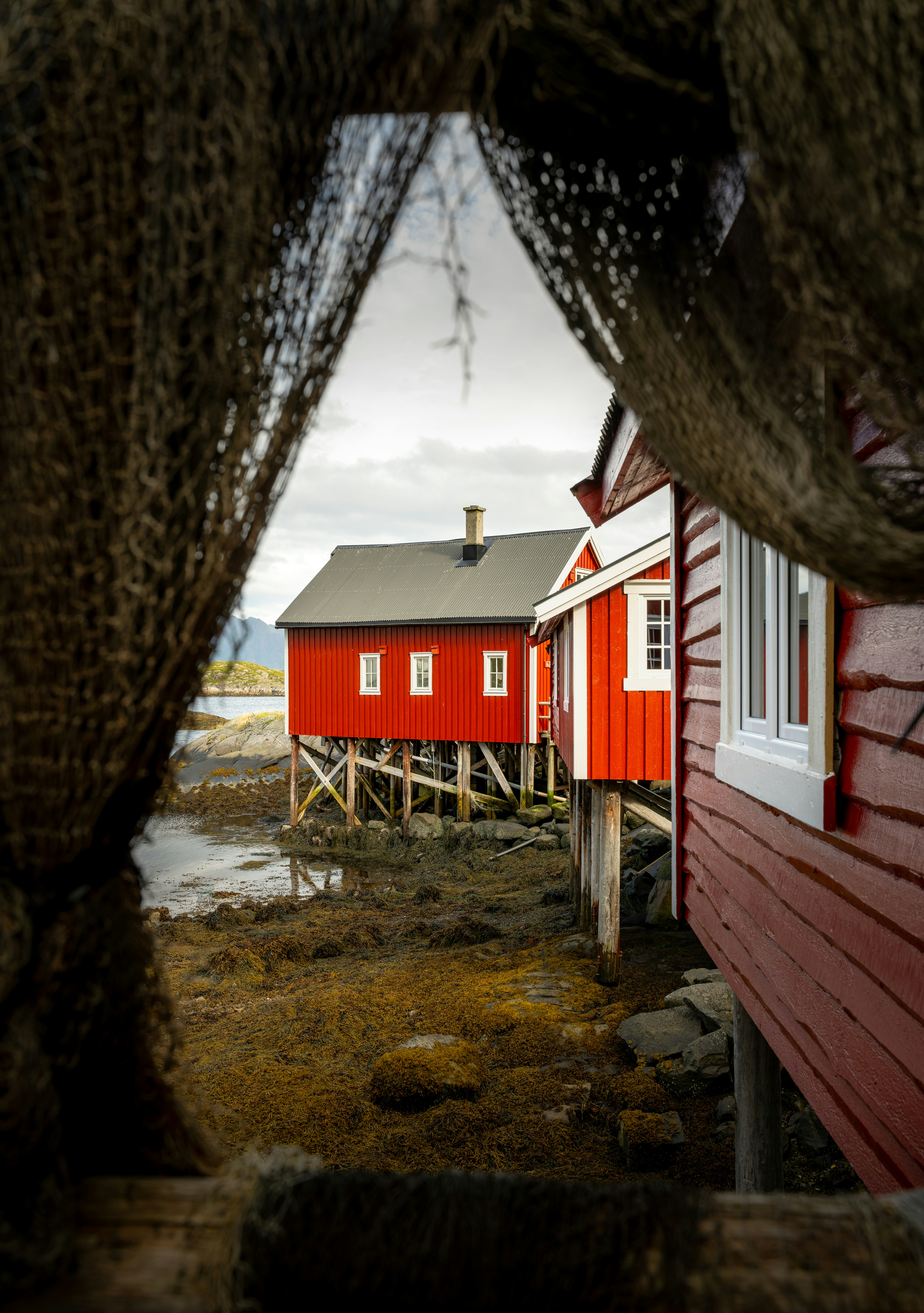 Cabañas rojas de pesca sobre pilotes junto al agua foto – Imagen de ...
