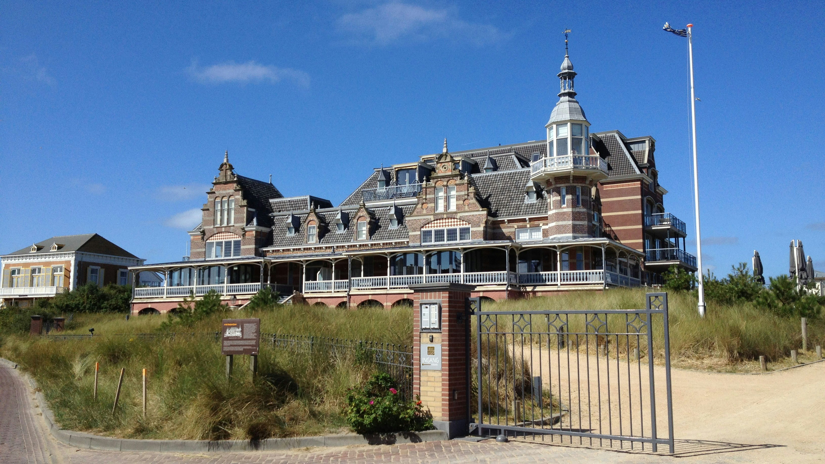 Seaside Manor: A Historic Cliffside Estate Quietly Guarded by Salt and Sky