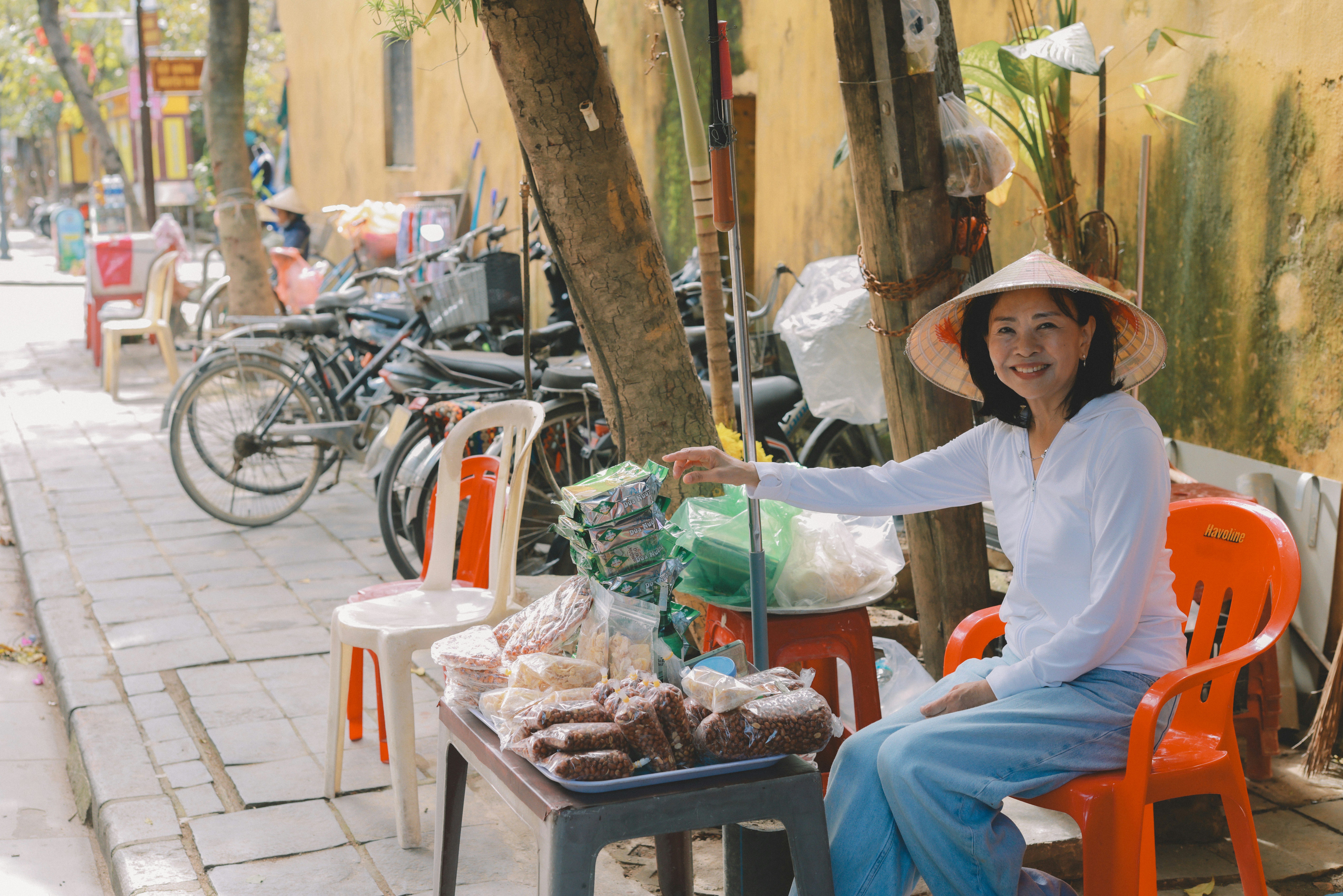 Sunlit Market Fragrance: A Portrait of a Street Vendor in Hue