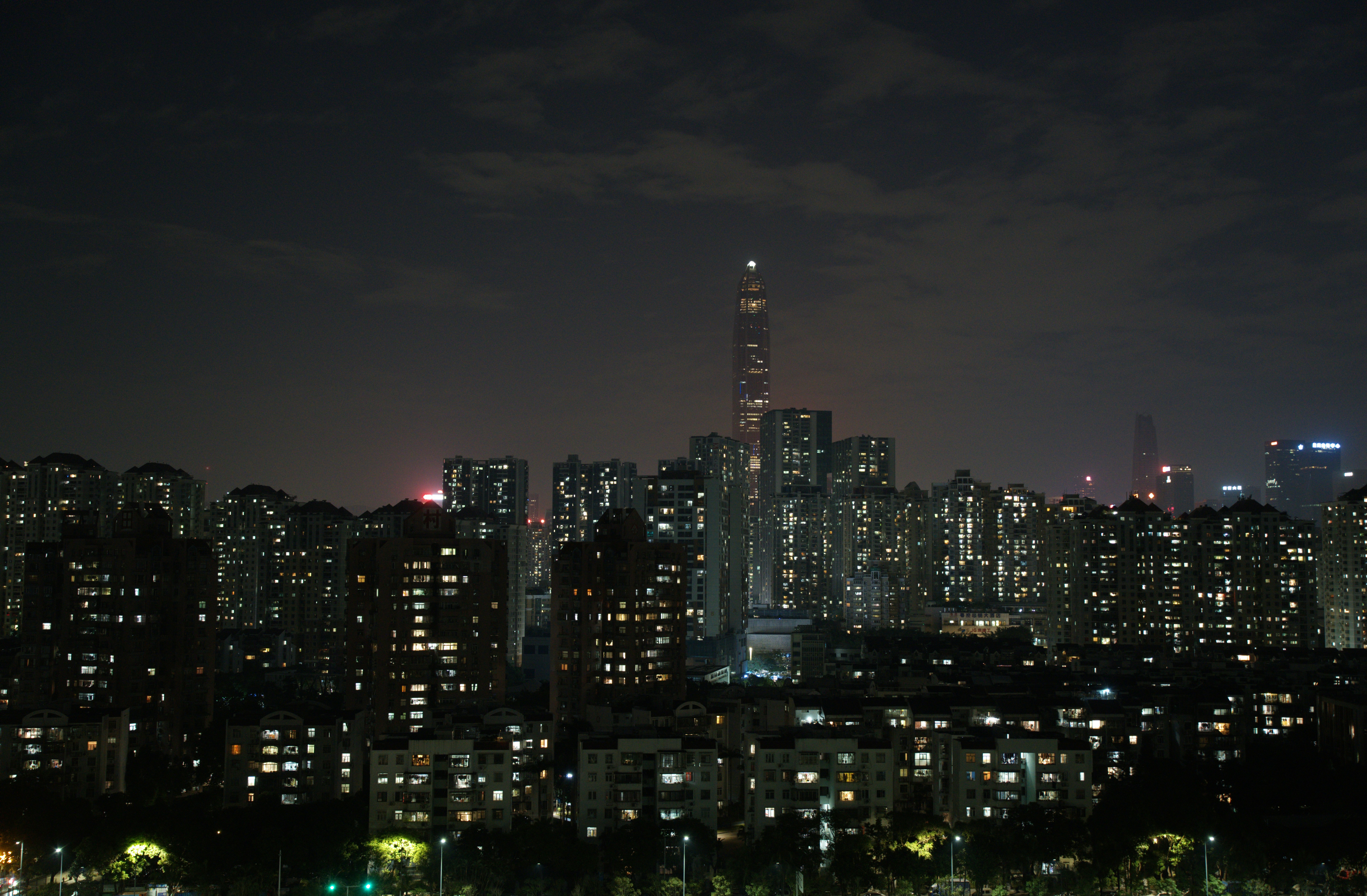 Midnight Skyline: A City That Never Sleeps