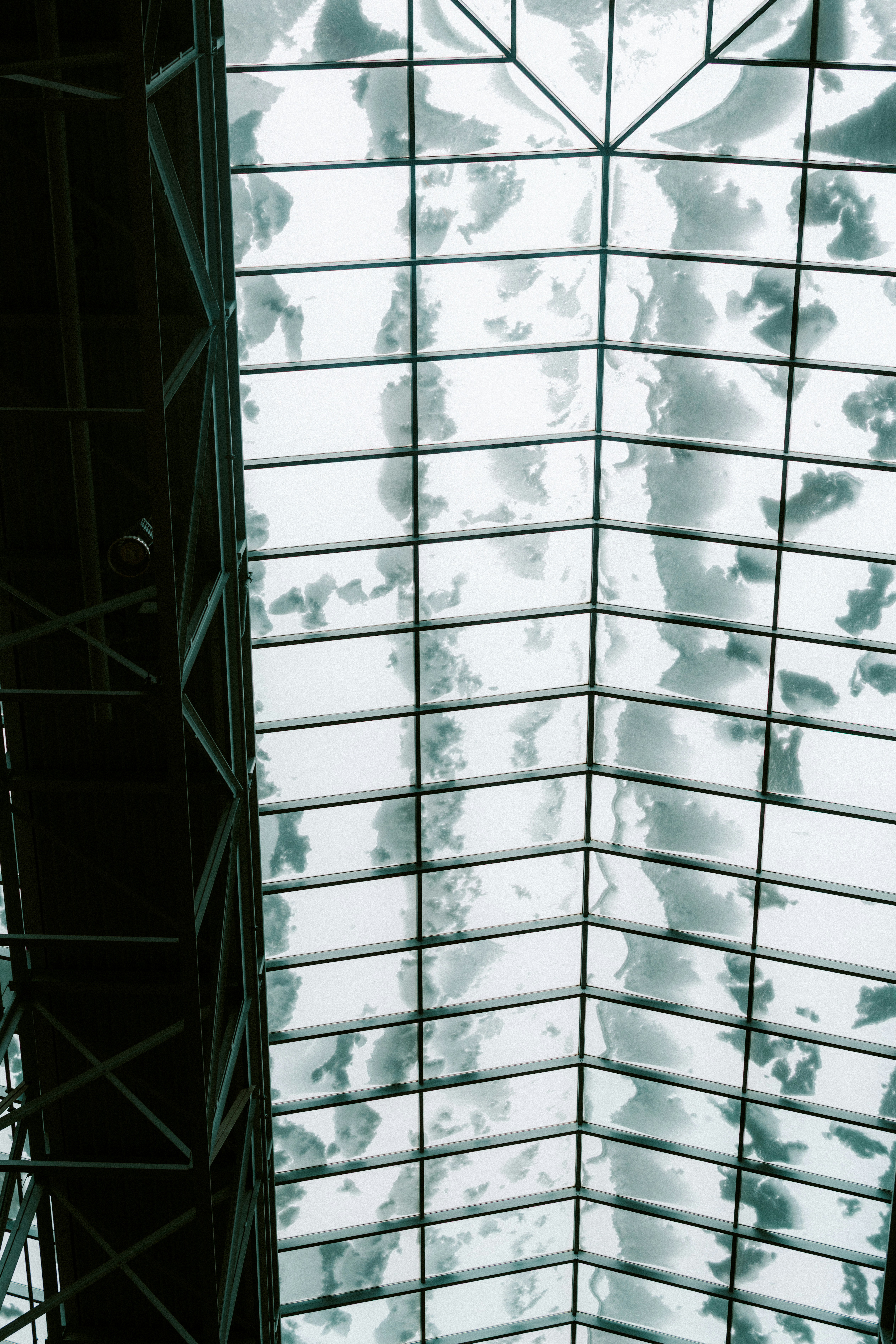 Geometric Skygrid: Light and Shadows Through a Skylight