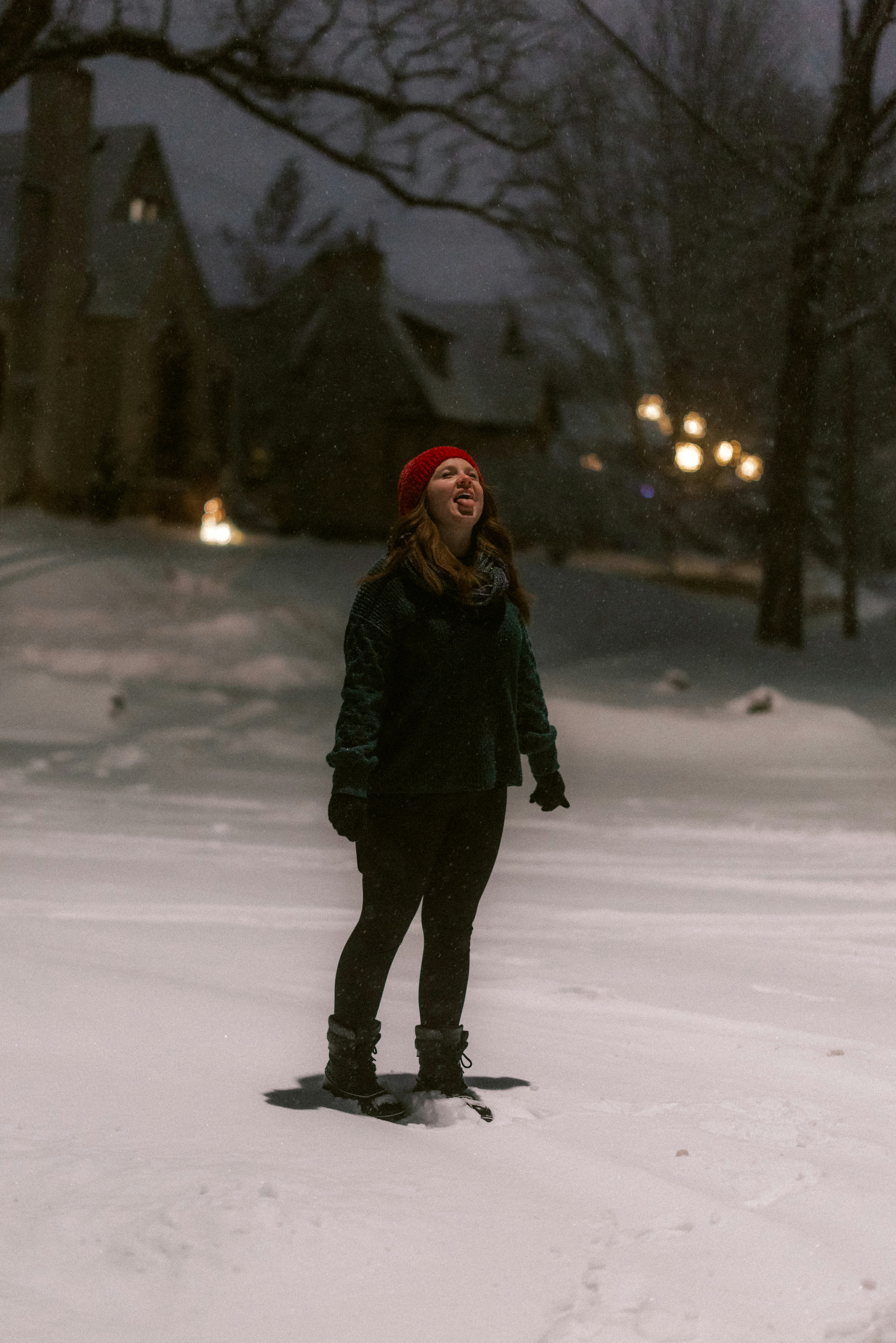 Donna nella neve che guarda la neve che cade foto – Immagine gratis di ...