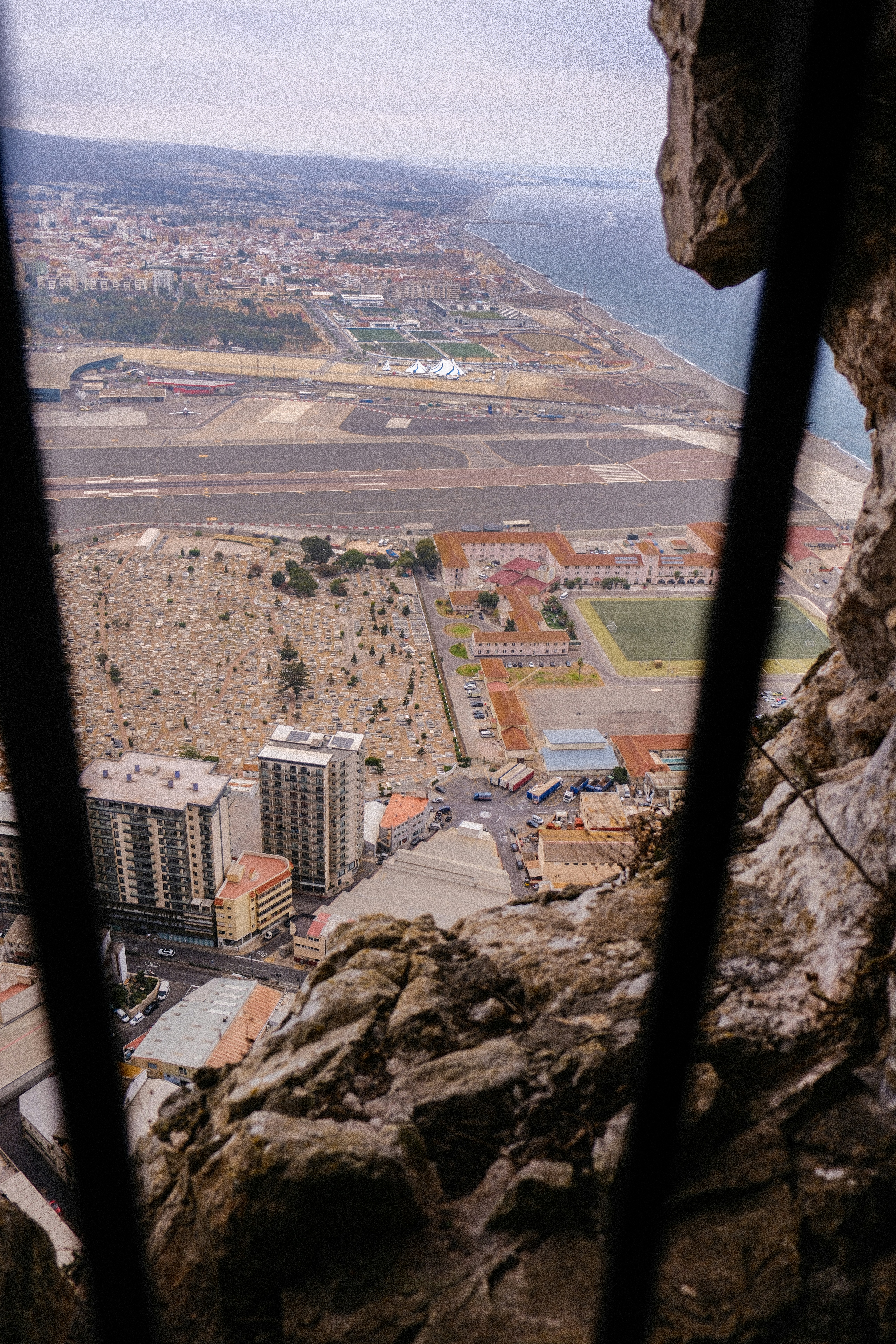 Urban Canyon: A City Unfolds Between Cliffside Rails