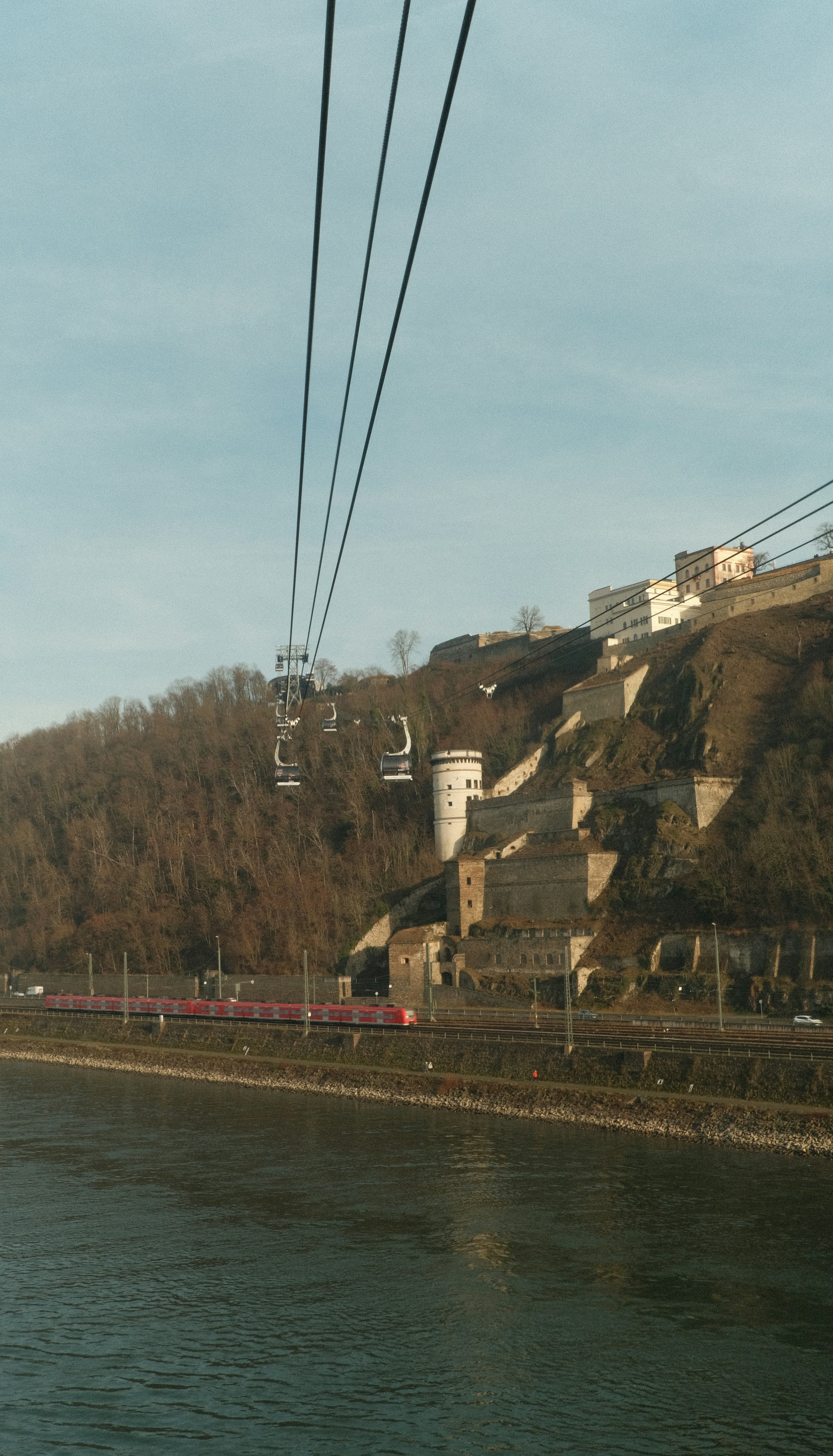 Ridgeway Cablecar: A Riverbank Lift Above the Fortified Hills