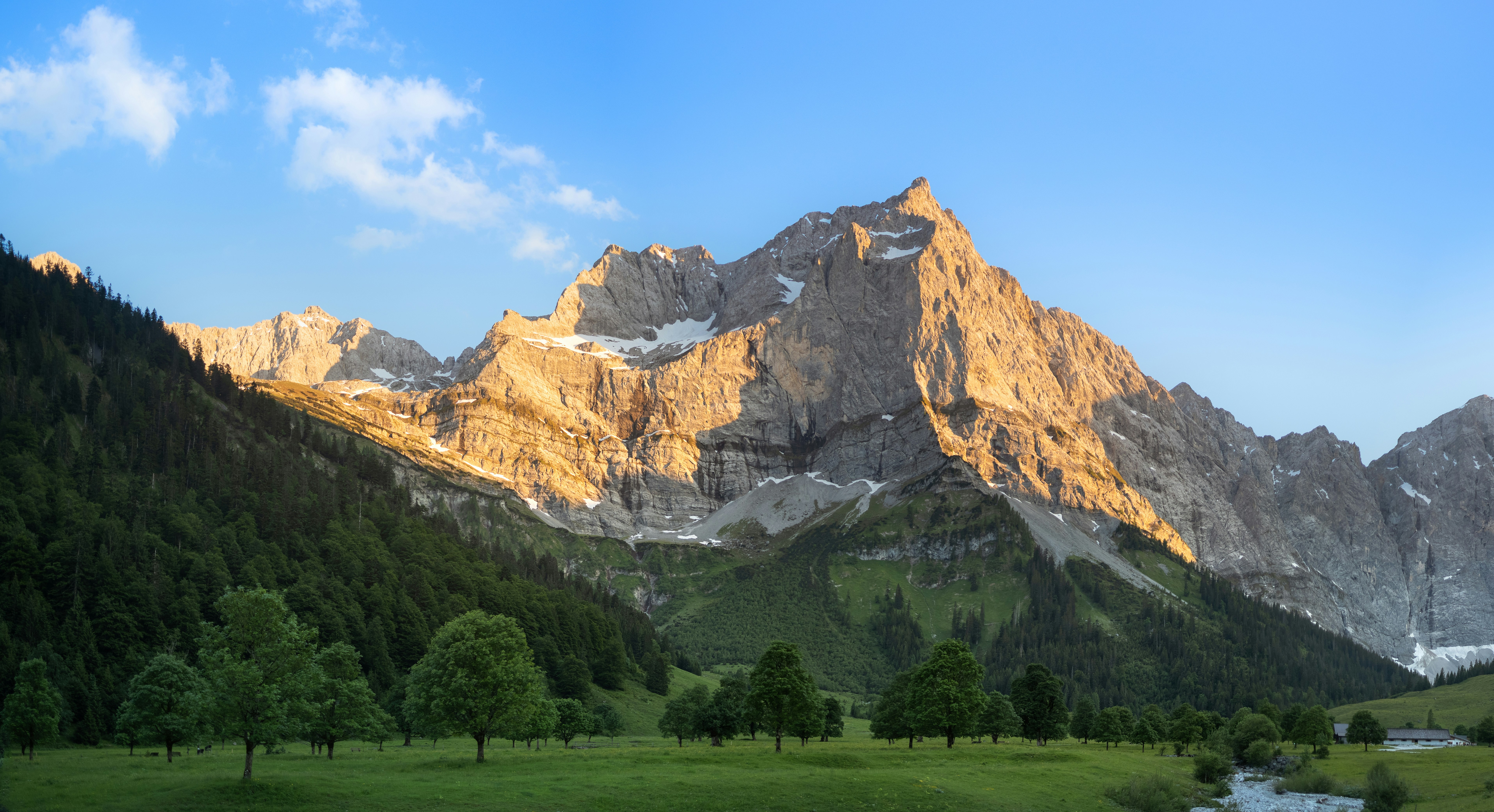 Golden Peaks at Dusk: A Quiet Alpine Meadow beneath Sunlit Crags