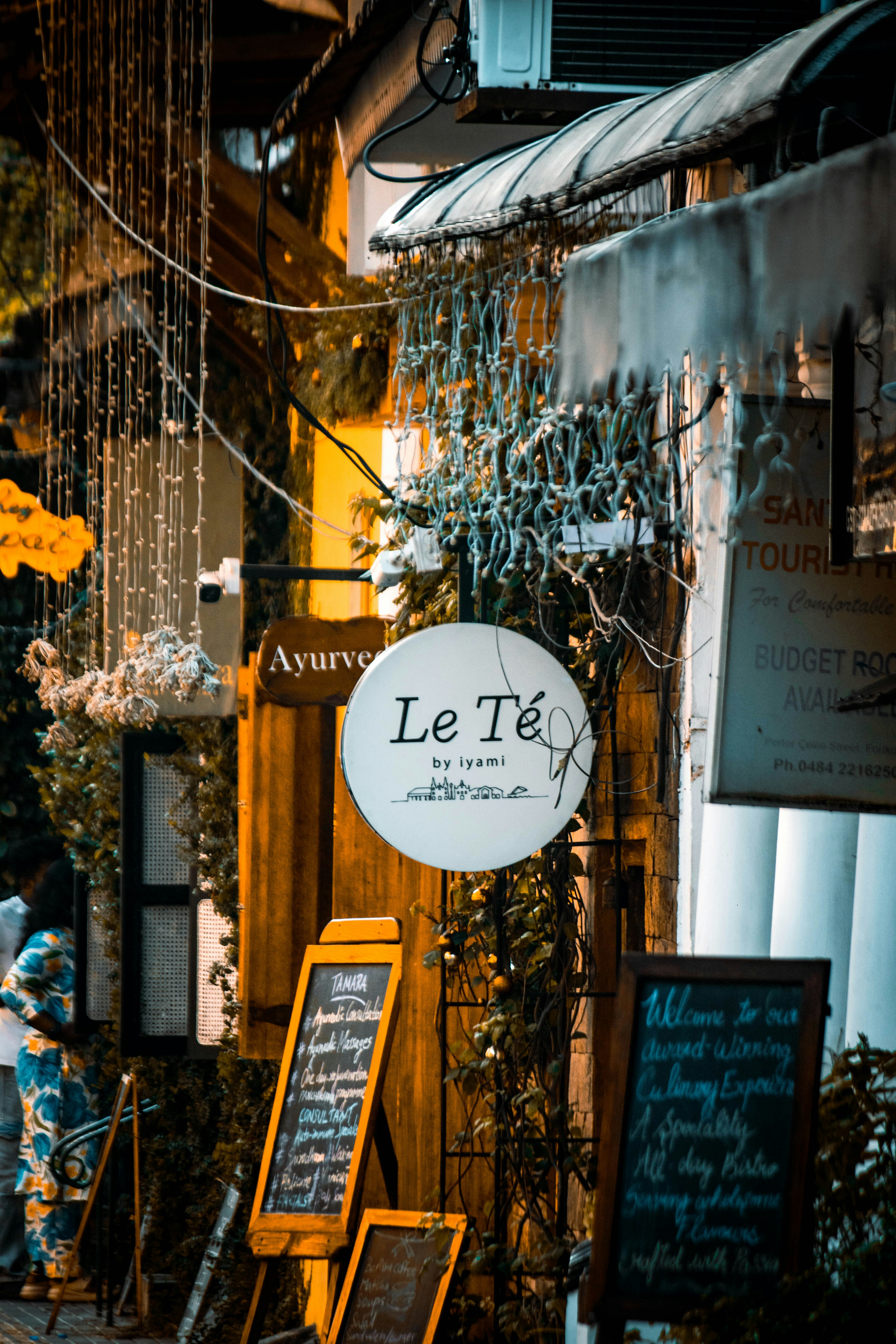 Le Té Signboard in a Warm-Cilled Alley