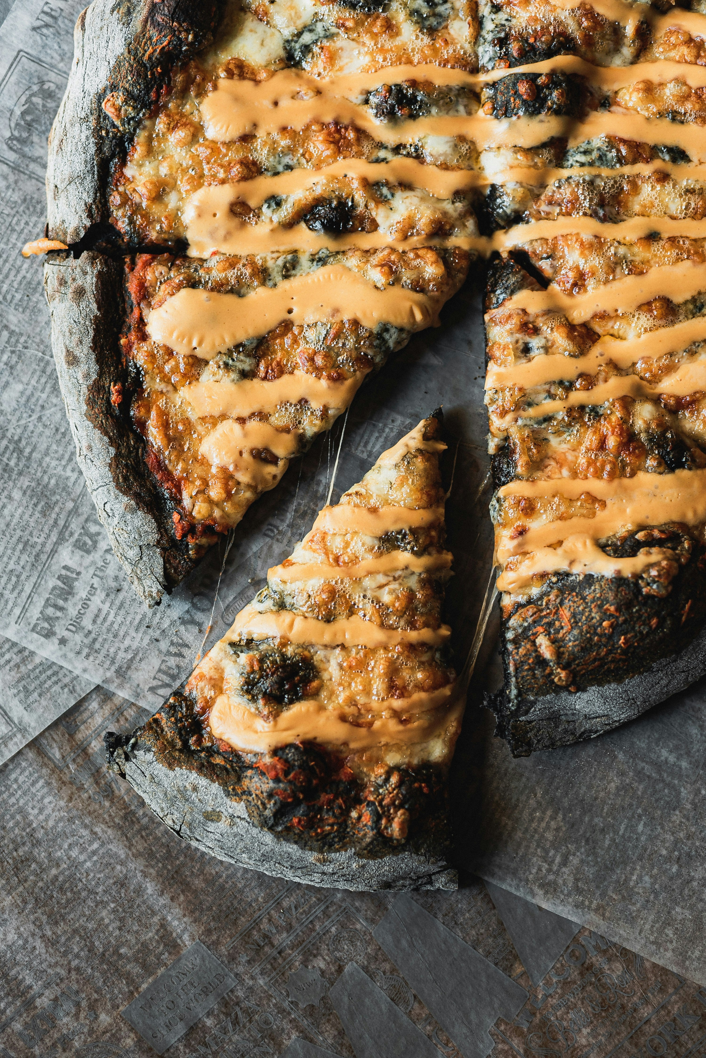 Charred crust, glossy glaze: a sliceable skillet‑pizza moment