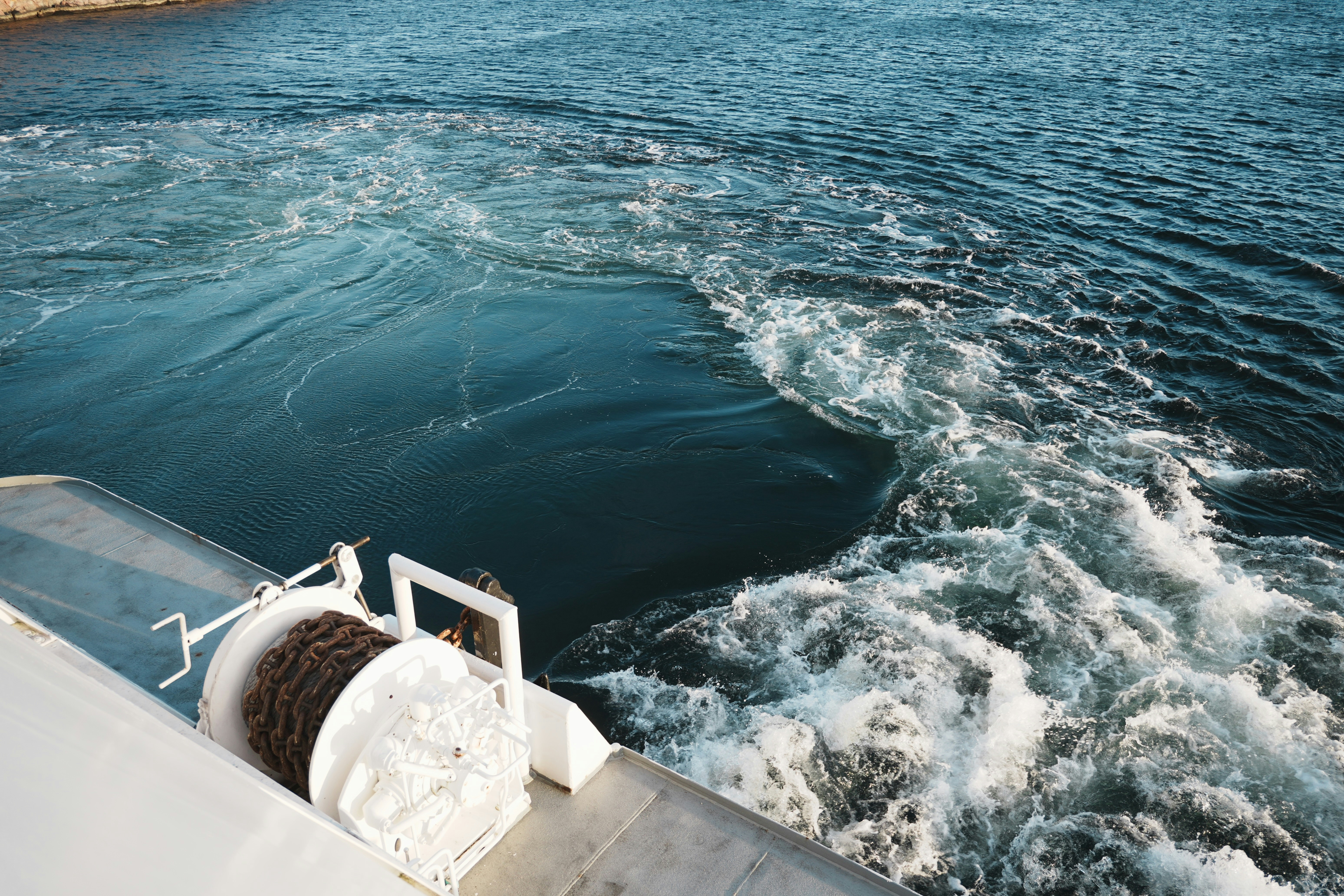 Bow Winch and Ocean Wake: A Vessel’s Quiet Power at the Bow