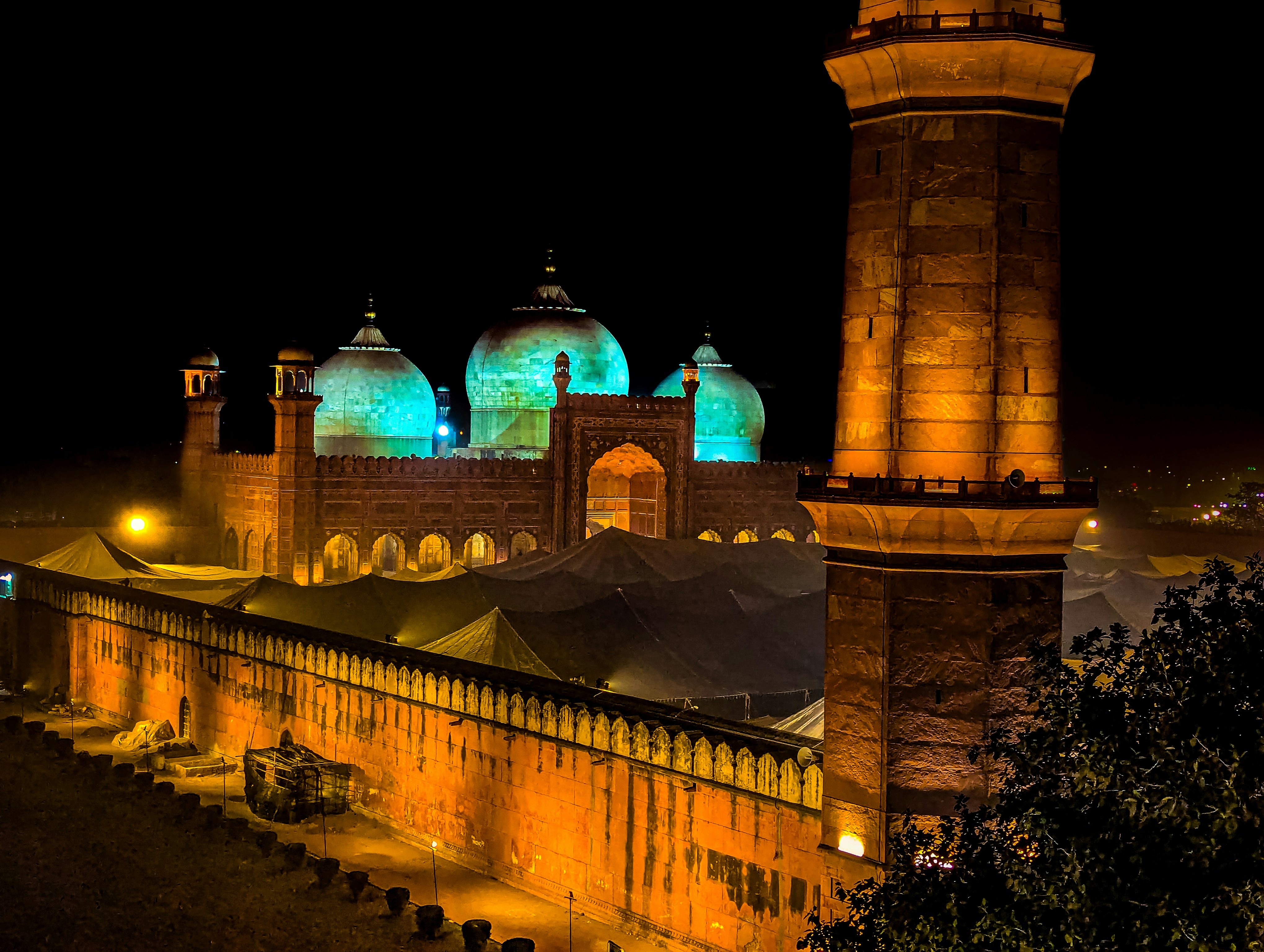 Mezquita histórica iluminada por la noche con cúpulas luminosas. foto ...