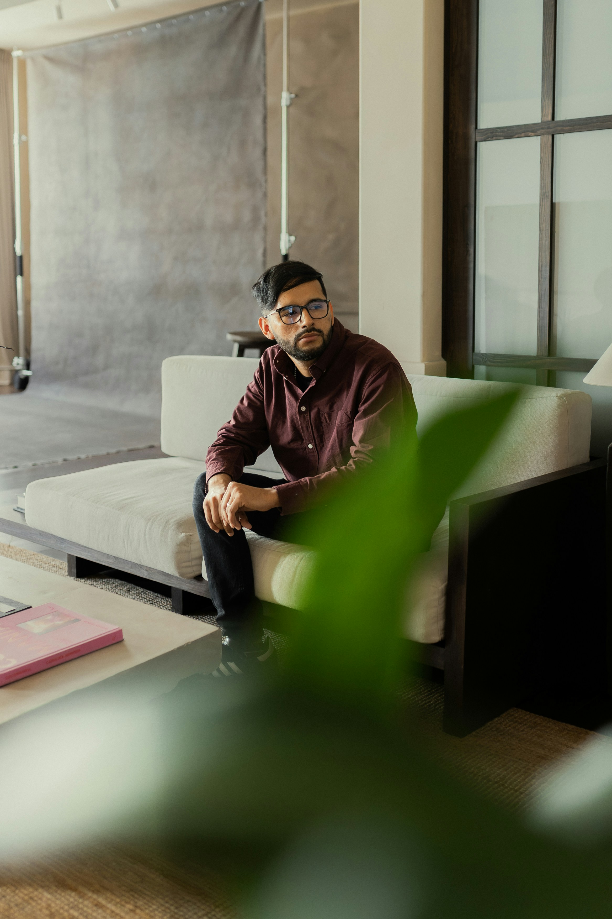 Man sitting on a couch in a studio. photo – Free Studio background ...