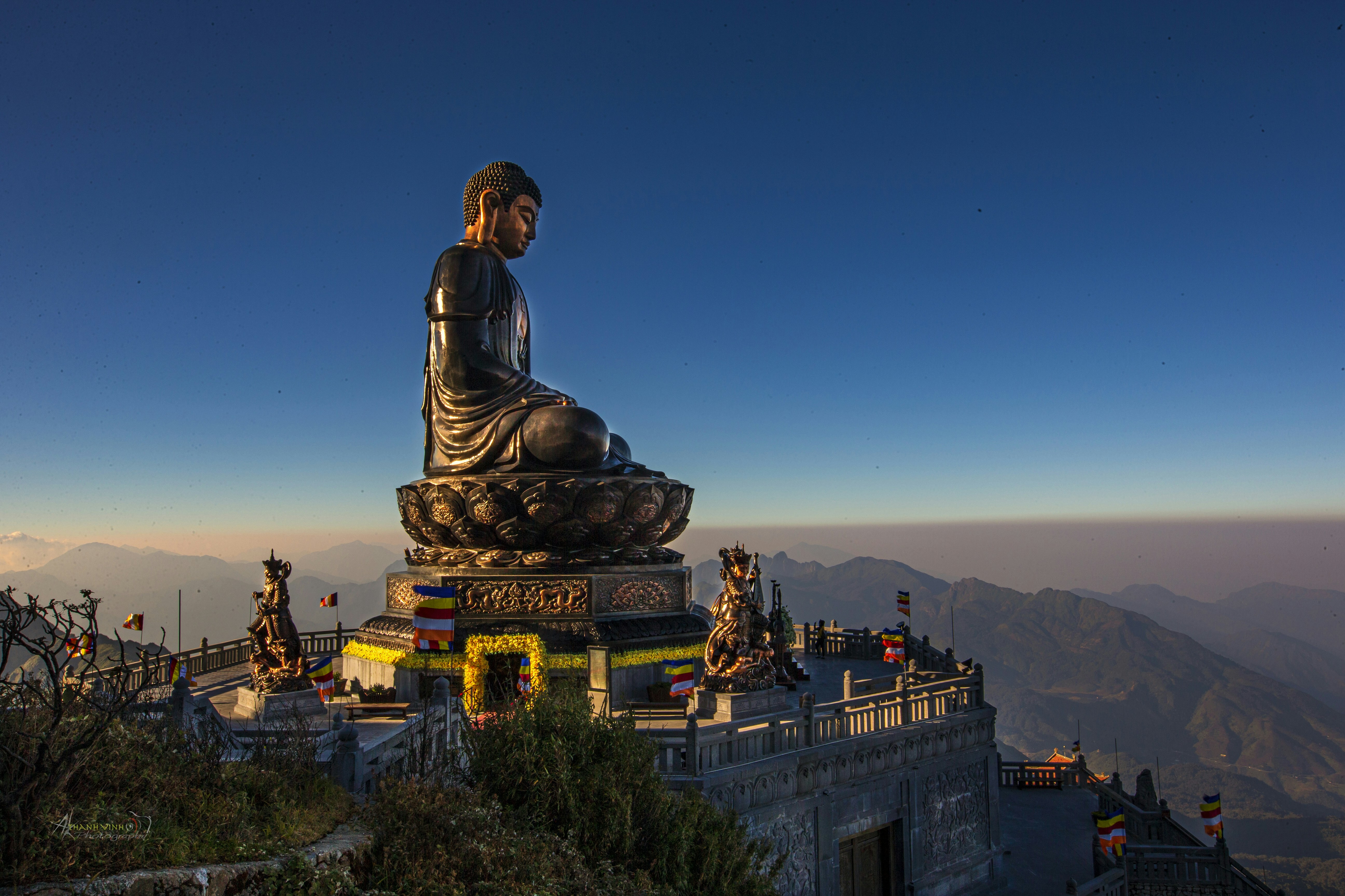 Stone Buddha on a Summit: Silent Guardian Over a Sea of Clouds
