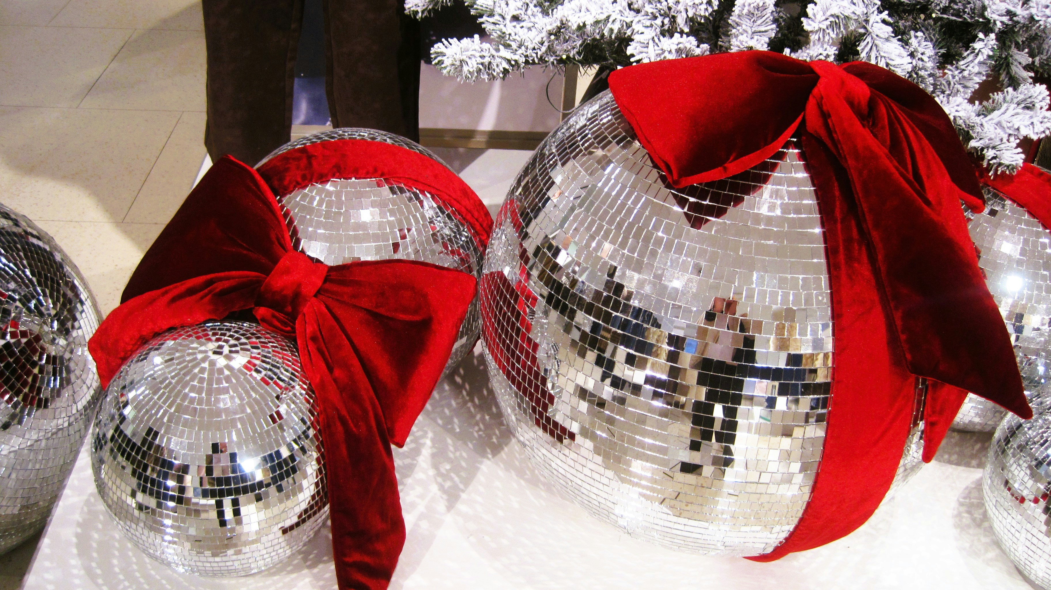 Bolas de discoteca decoradas con lazos rojos y árbol blanco en forma de ...