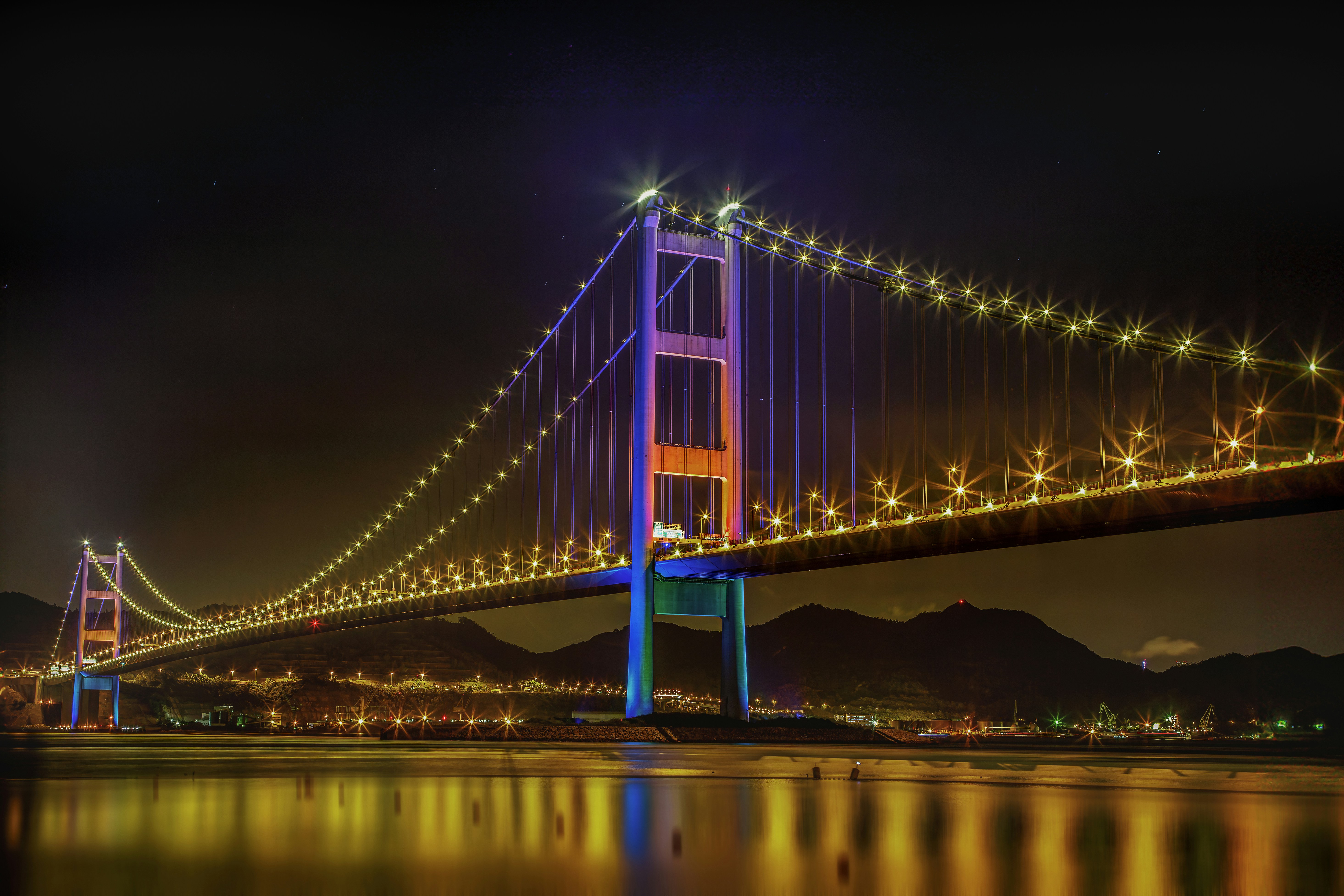 Glow over the Bay: A Night Photo of the Illuminated Suspension Bridge