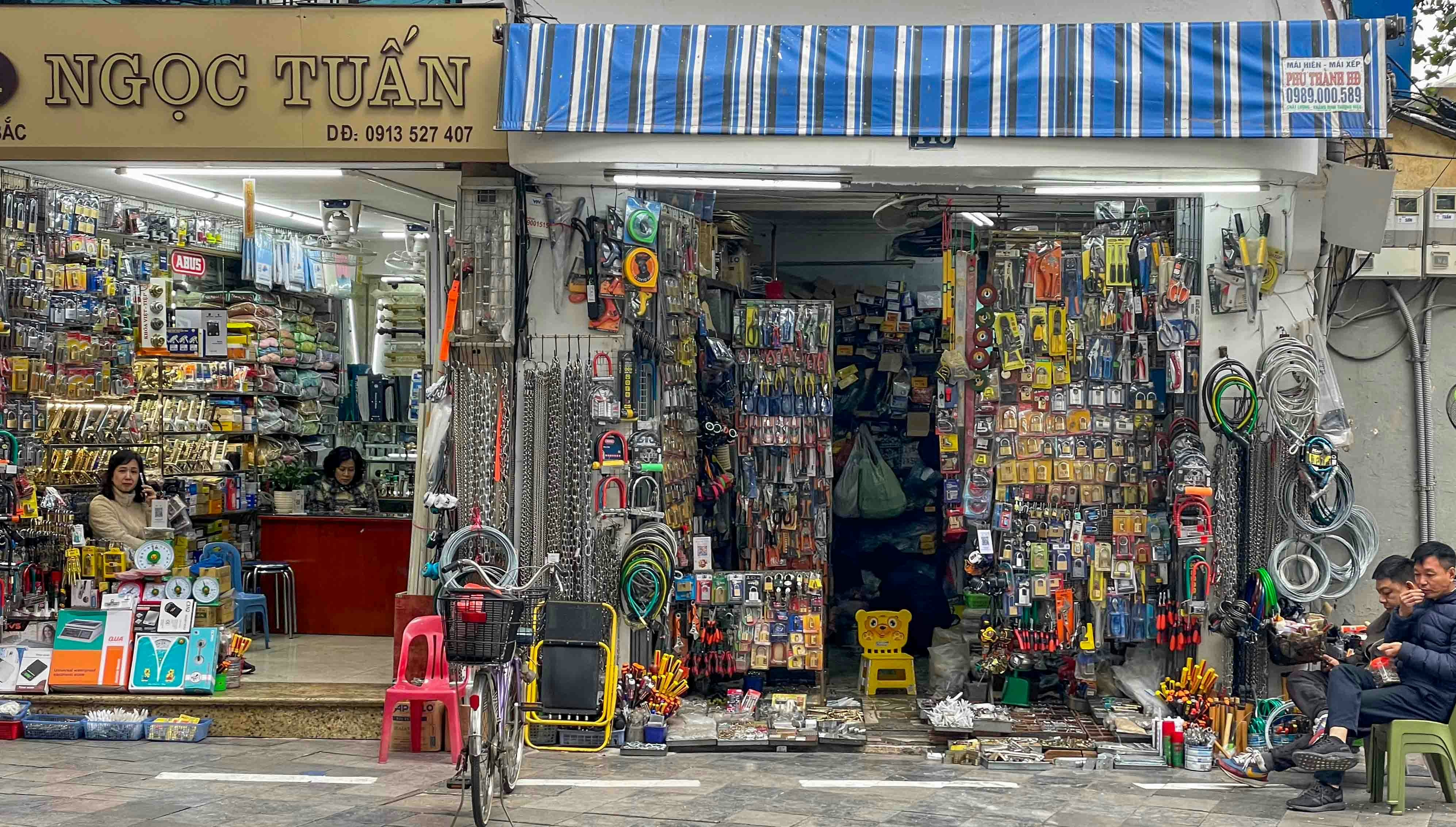 A cluttered storefront selling hardware and tools.Bernd 📷 Dittrich