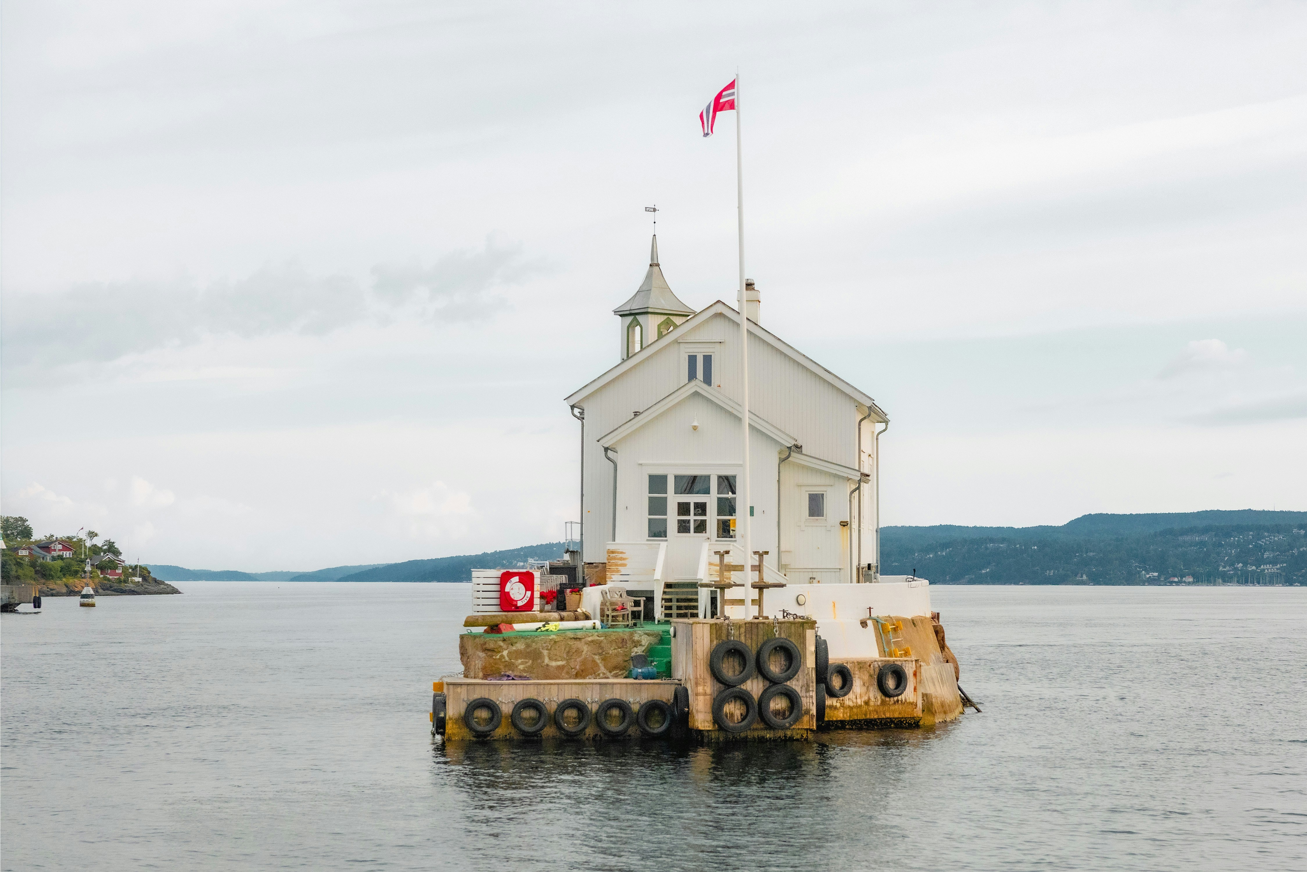 Small white building on a floating platform in the water. photo – Free ...