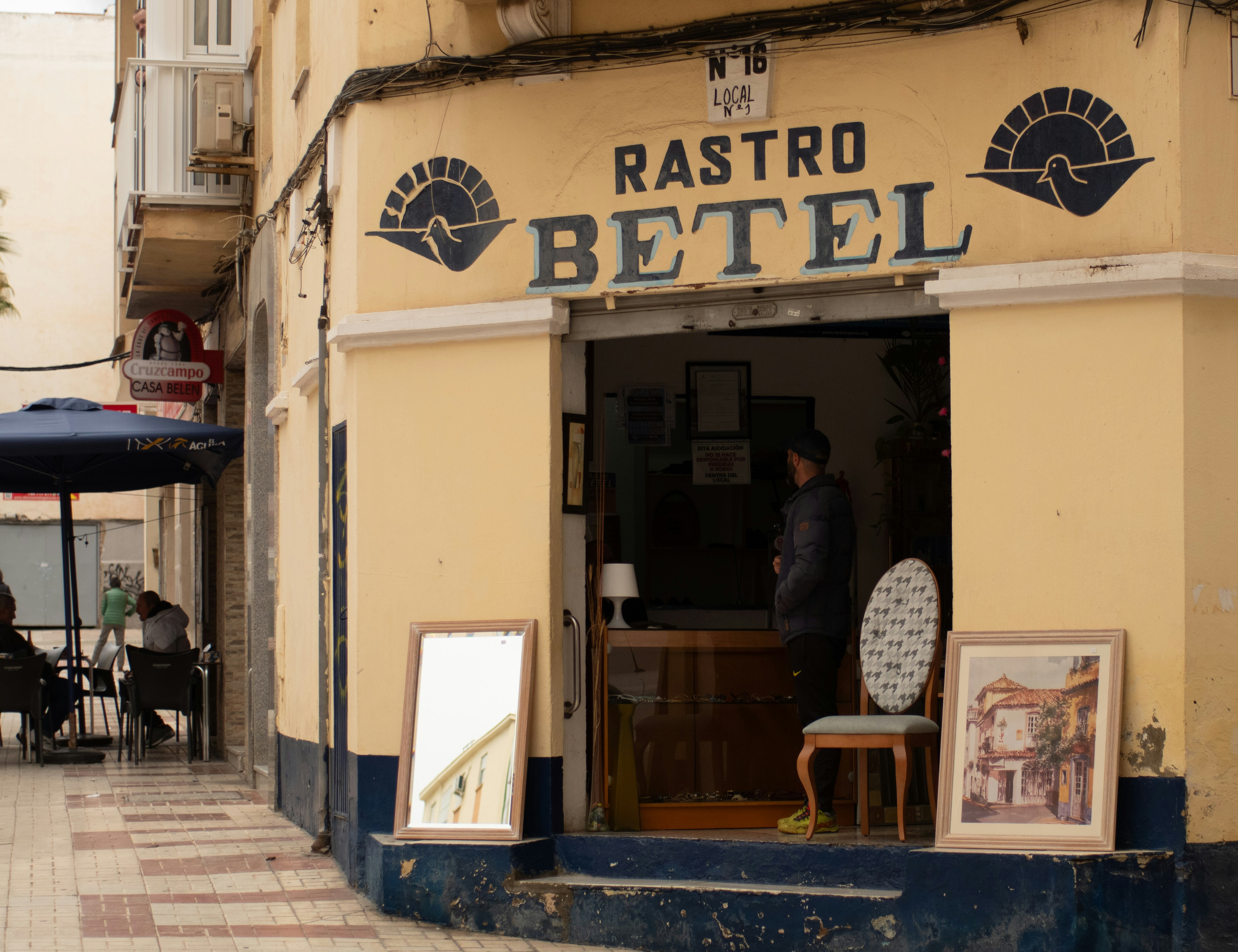 Rastro Betel: A Quiet Gallery of Vintage Echoes on a Sunlit Canal Street
