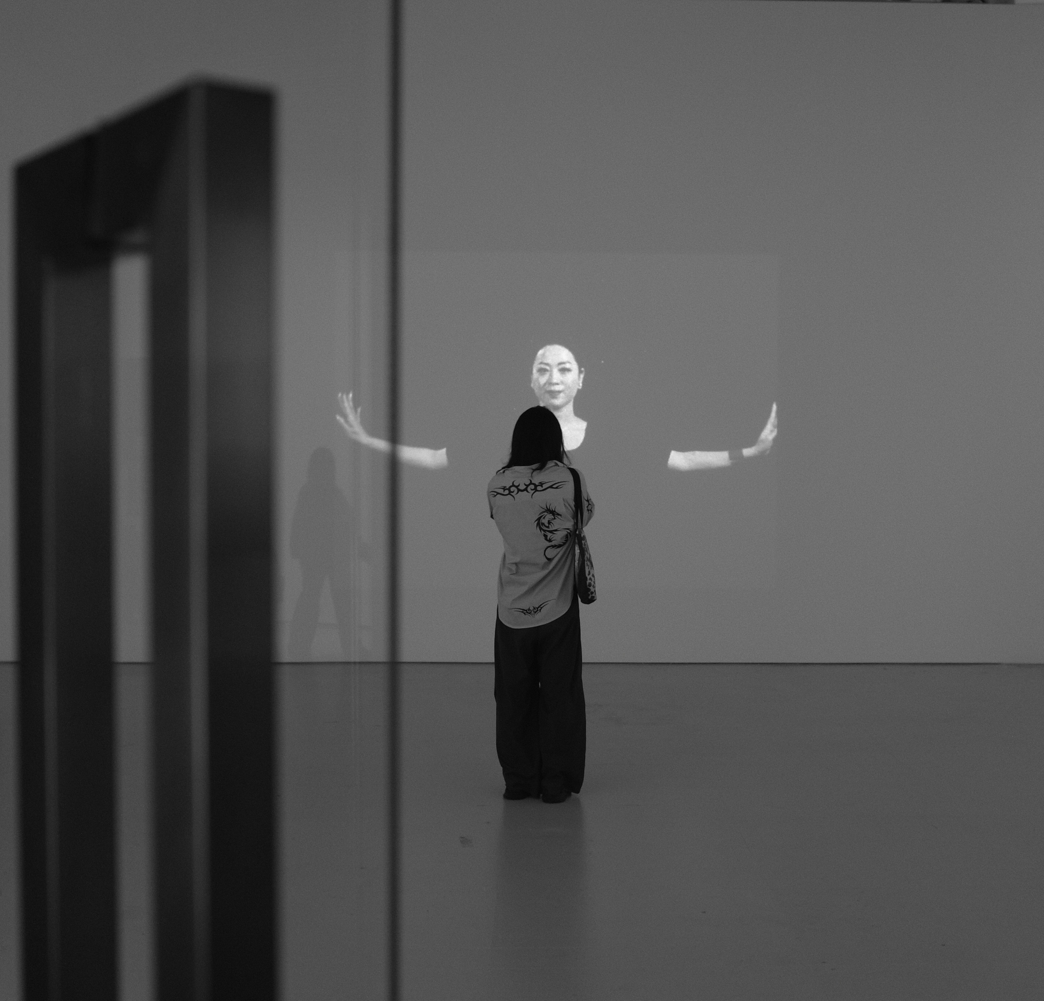 Looking back on 2025, it's like being in "Cinema Paradiso," watching someone else's story, yet what I see in it are my own emotions. It makes people laugh and cry, just like our real lives. Watching a movie has never been a solitary affair. In a cinema, no one is truly alone. In the film, Alfredo tells Toto not to come back, to love his career as he loves movies, and in the end, he also left us. But their stories and ours will forever remain in the cinema. I will never forget those two sentences: "Forever there will be," and the contradictory second half: "Nothing is forever, only eternal fick