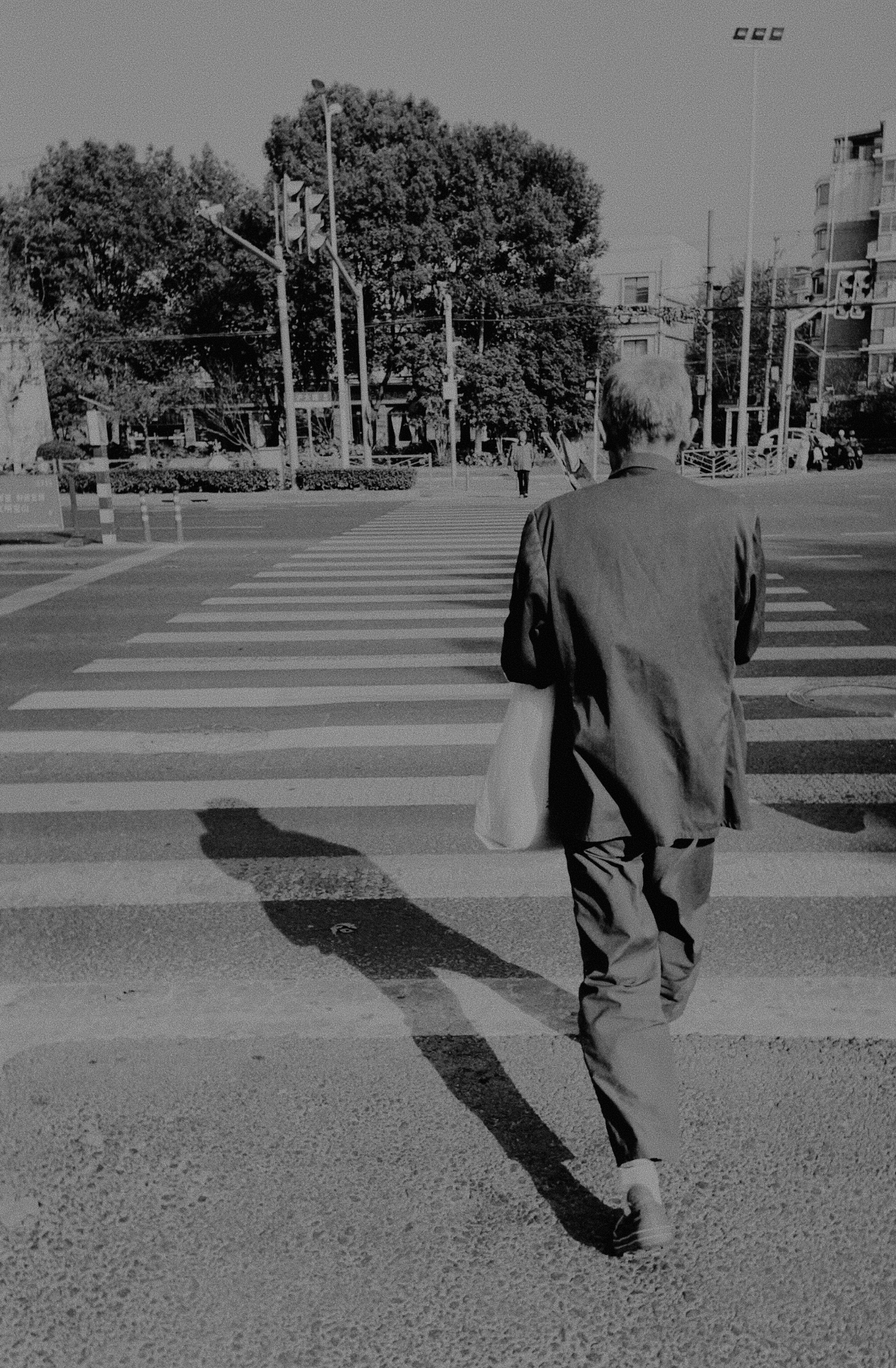 Looking back on 2025, it's like being in "Cinema Paradiso," watching someone else's story, yet what I see in it are my own emotions. It makes people laugh and cry, just like our real lives. Watching a movie has never been a solitary affair. In a cinema, no one is truly alone. In the film, Alfredo tells Toto not to come back, to love his career as he loves movies, and in the end, he also left us. But their stories and ours will forever remain in the cinema. I will never forget those two sentences: "Forever there will be," and the contradictory second half: "Nothing is forever, only eternal fick