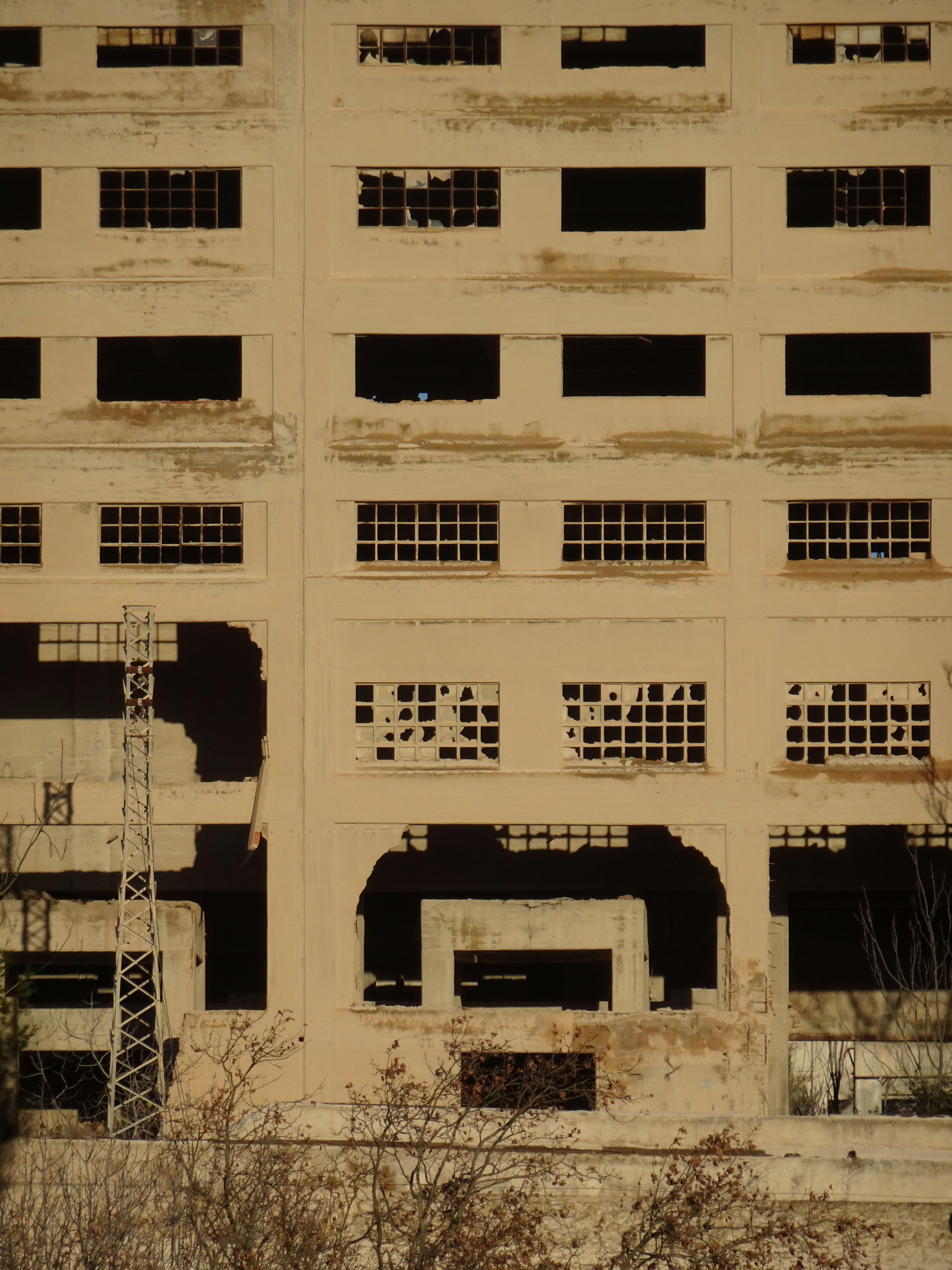 Fachada de un edificio industrial abandonado.