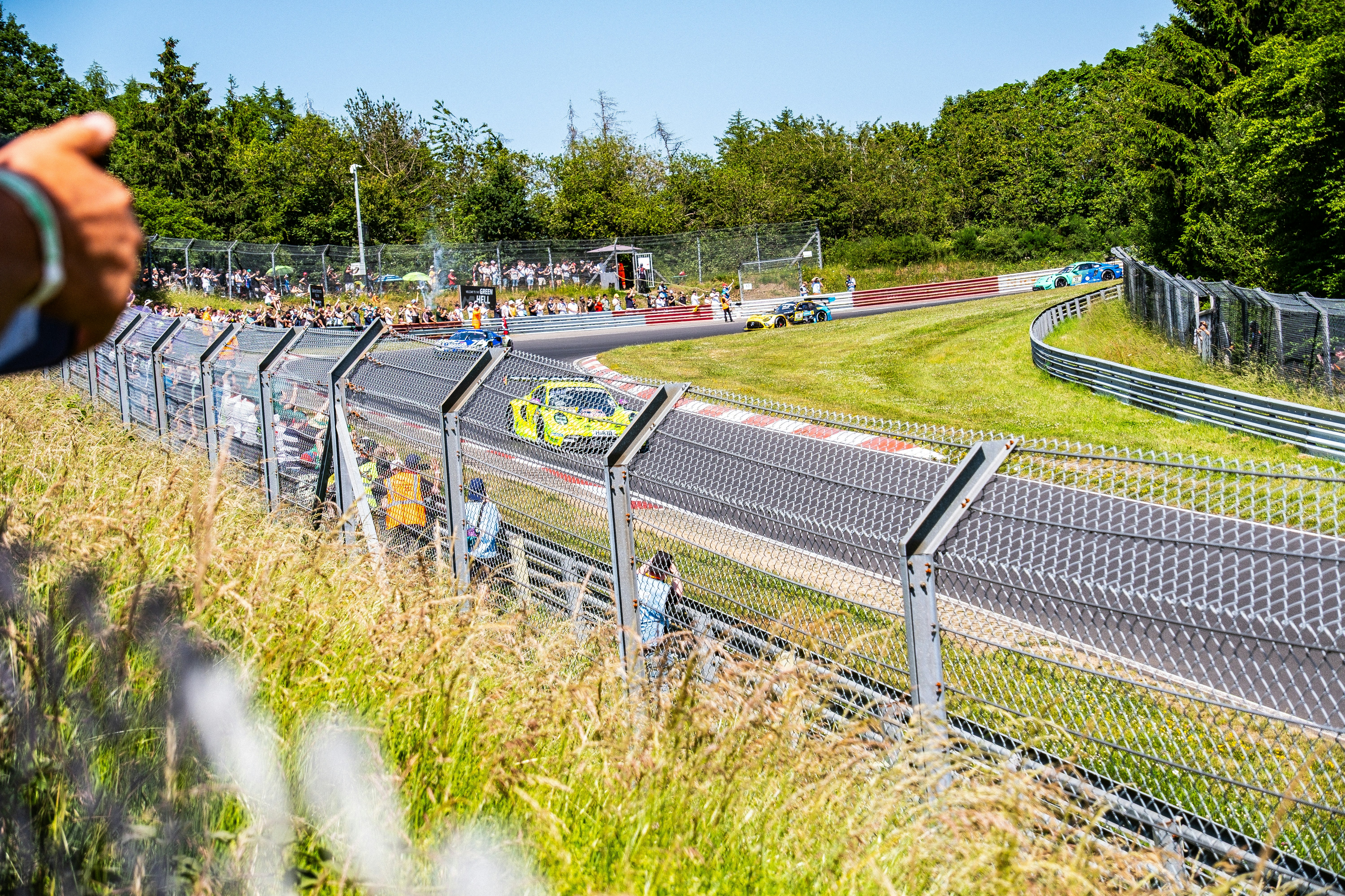 Sprint on the Riverside Circuit: Cars, Barriers, and Onlookers