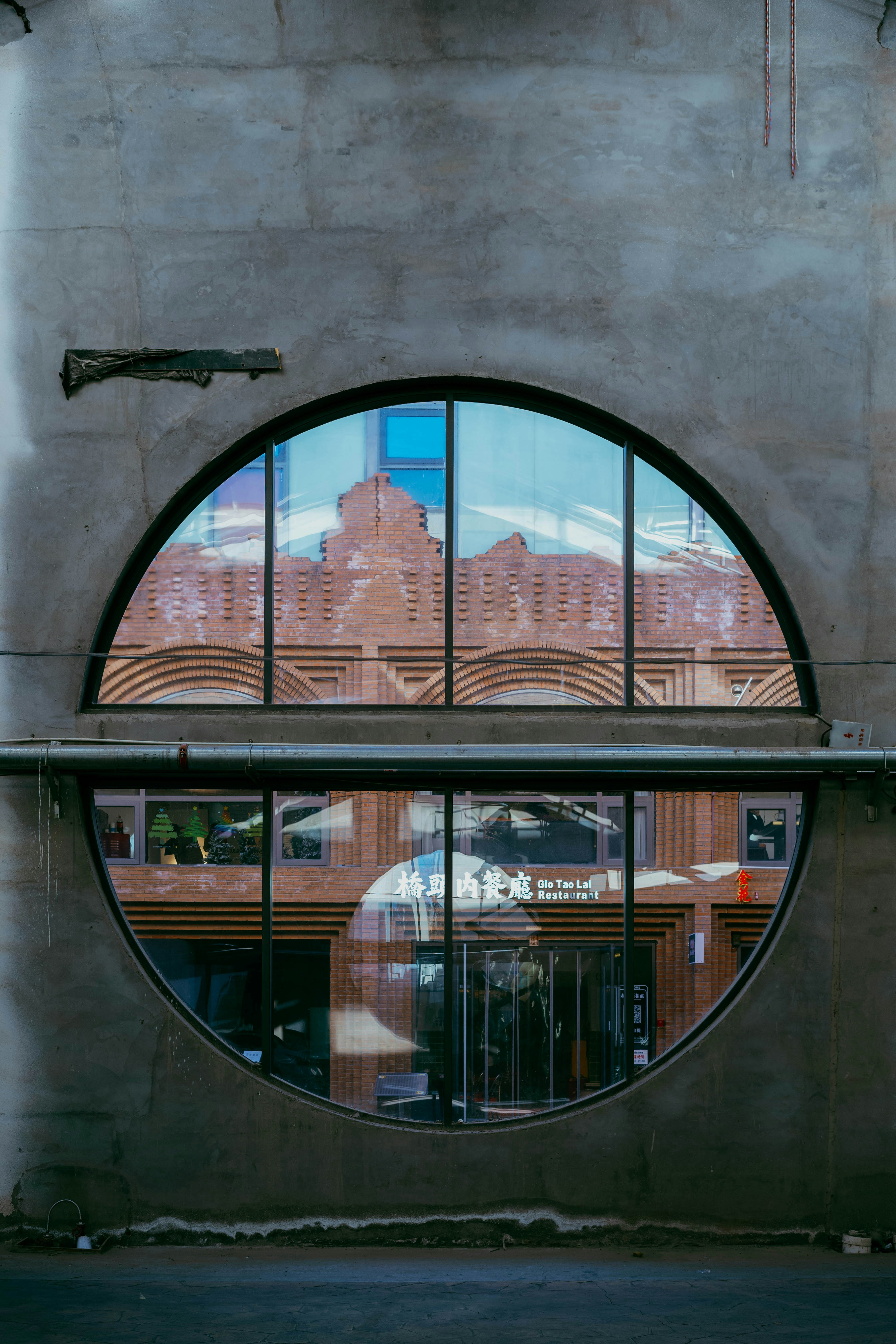 Circular Window, Rectilinear Reflections