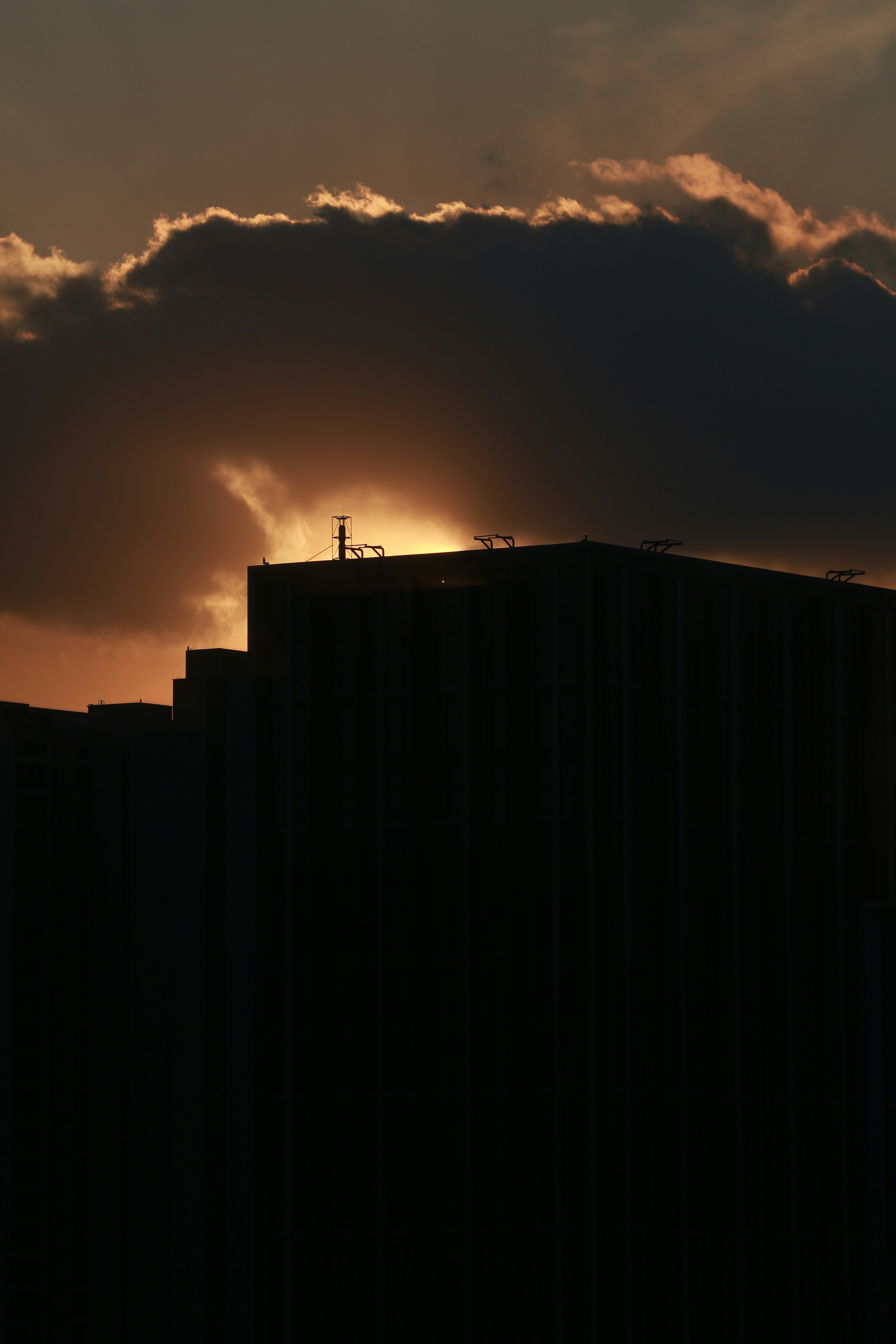 Sunset Crown Above the Silhouette: Urban Rooftop Horizon