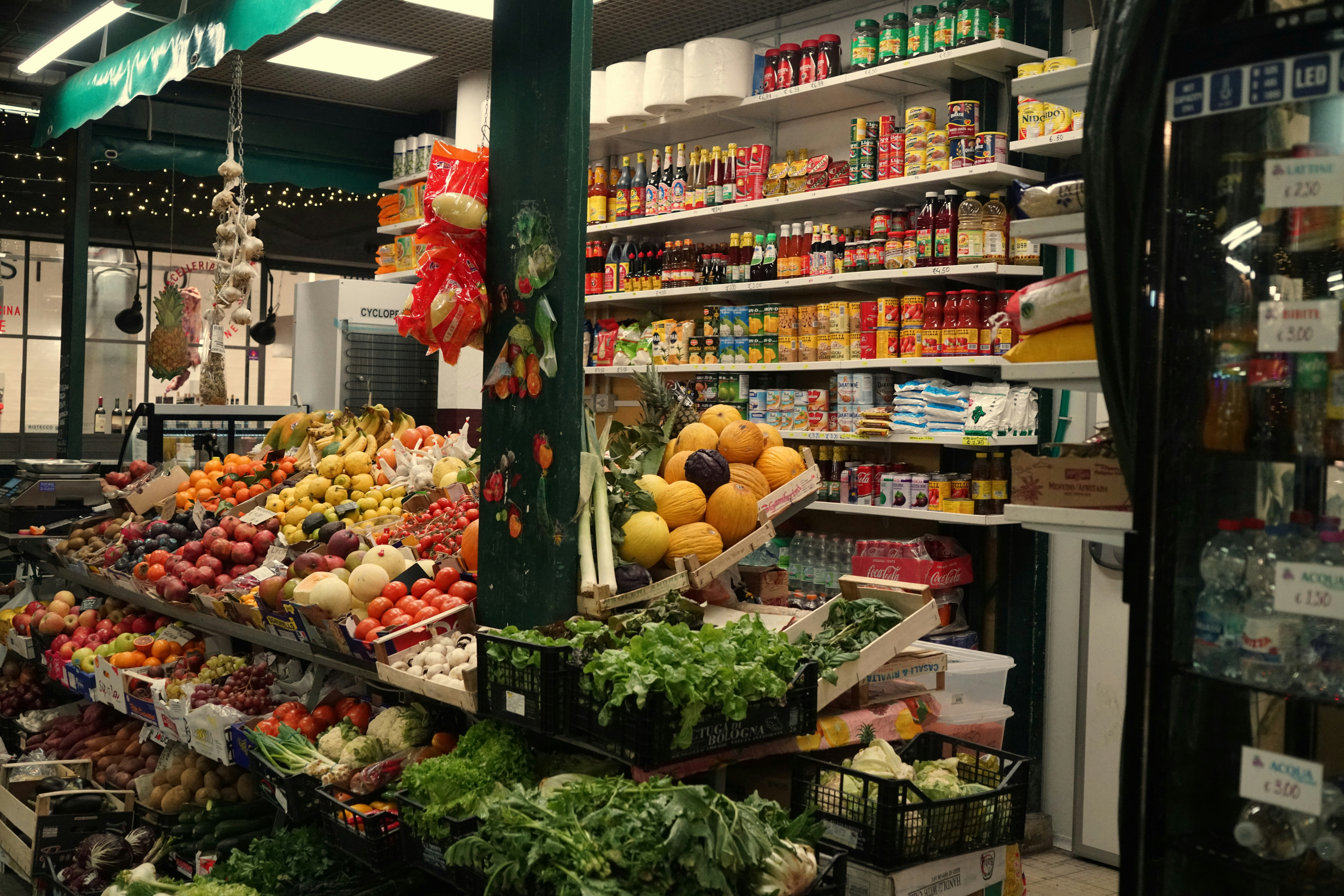 Foto Lorong toko kelontong yang dipenuhi dengan produk segar dan rak ...