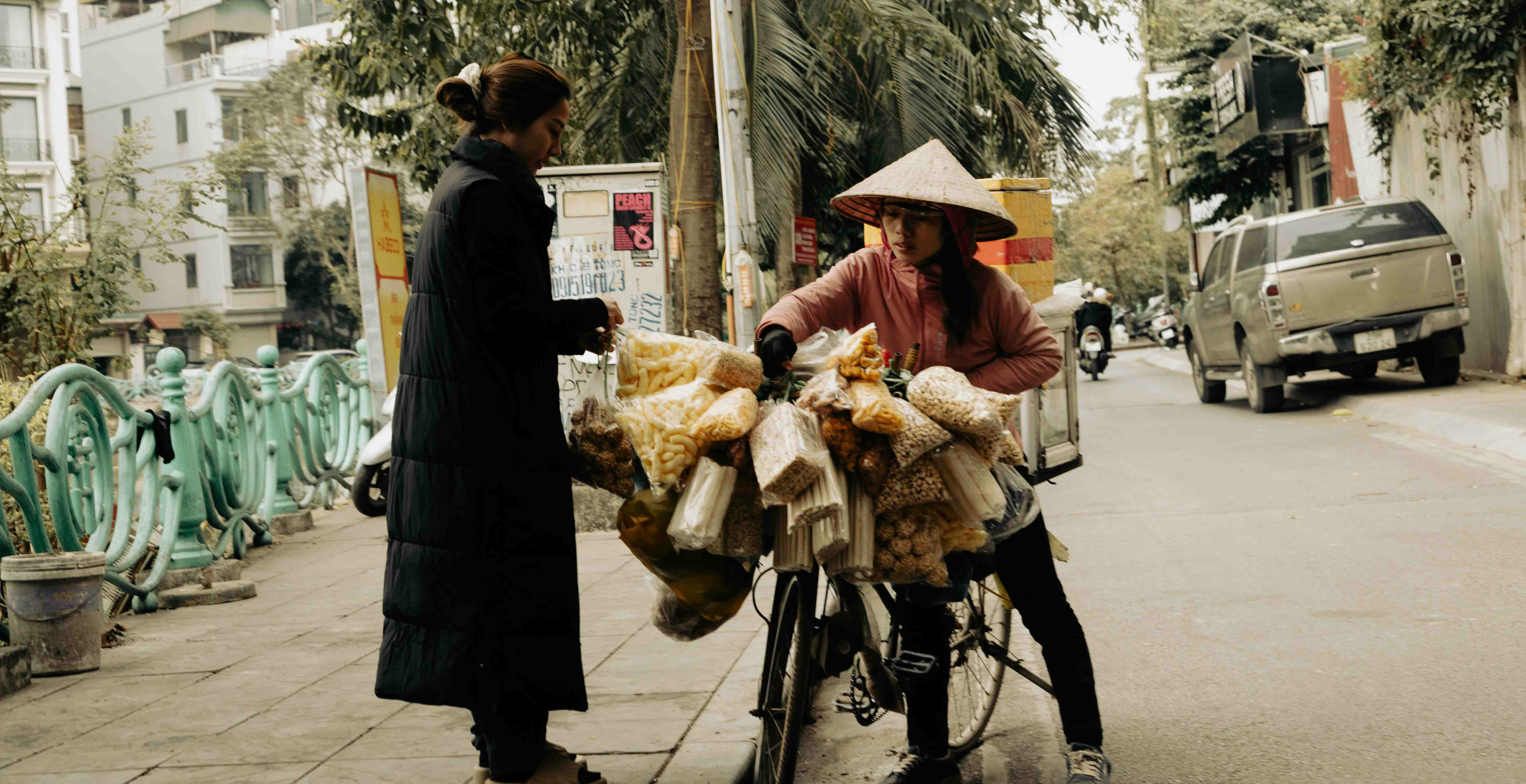 Voices on the Street: A Vendor and a Commuter in Quiet Exchange