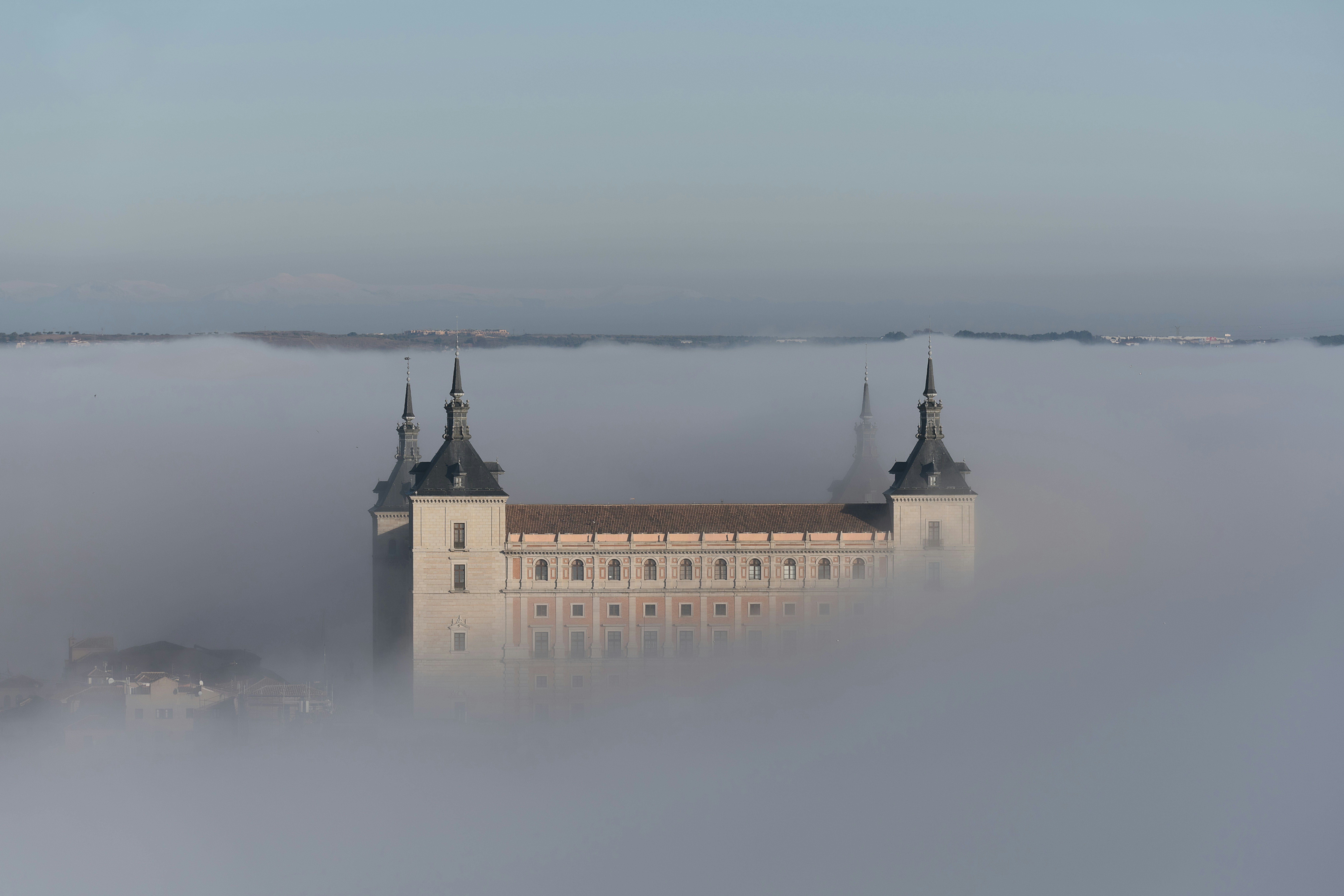 Castillo emergiendo de la niebla matutina foto – Imagen de Viajar ...