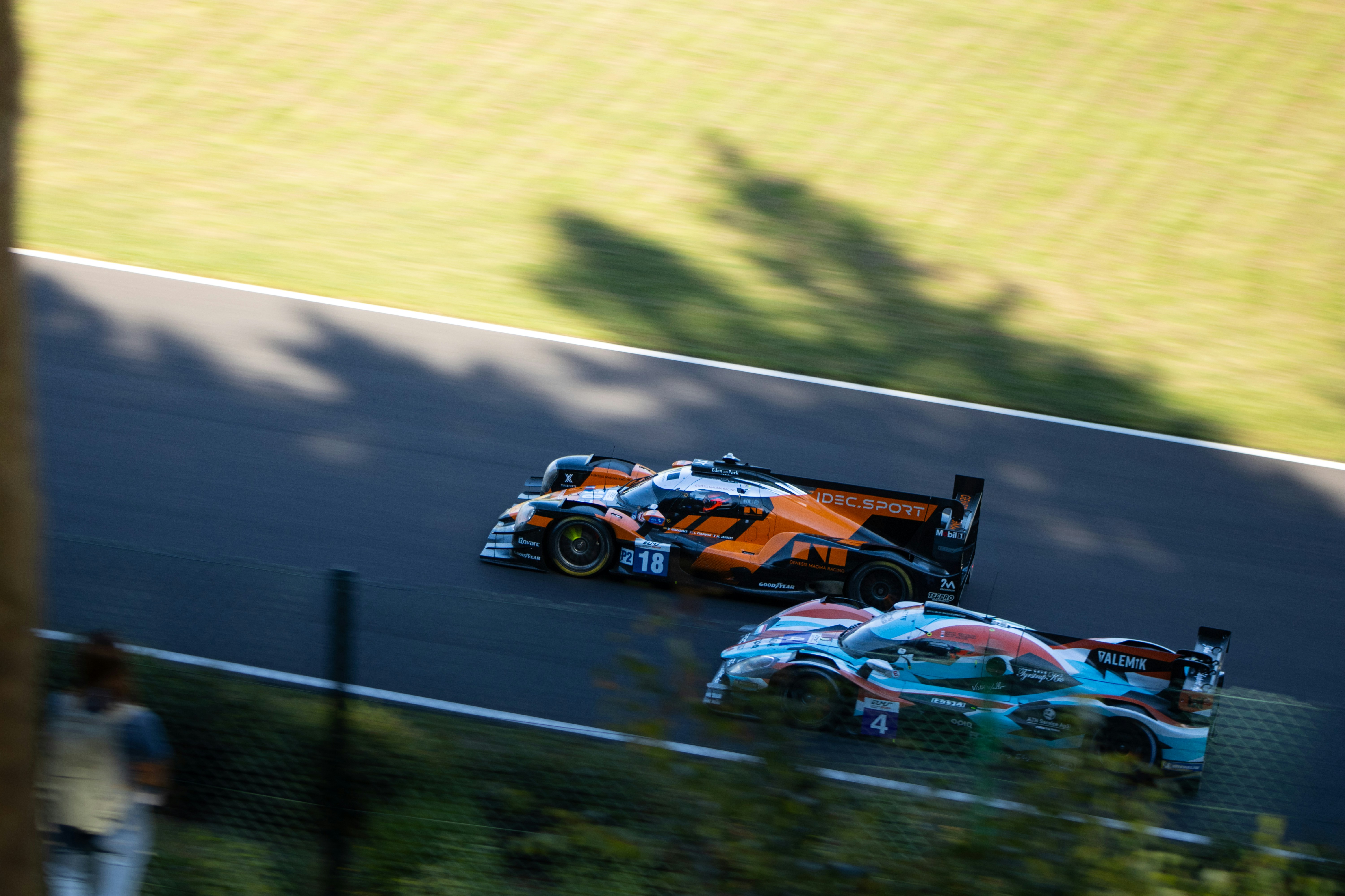 Dos coches de carreras aceleran por una pista. foto – Imagen de Coche ...