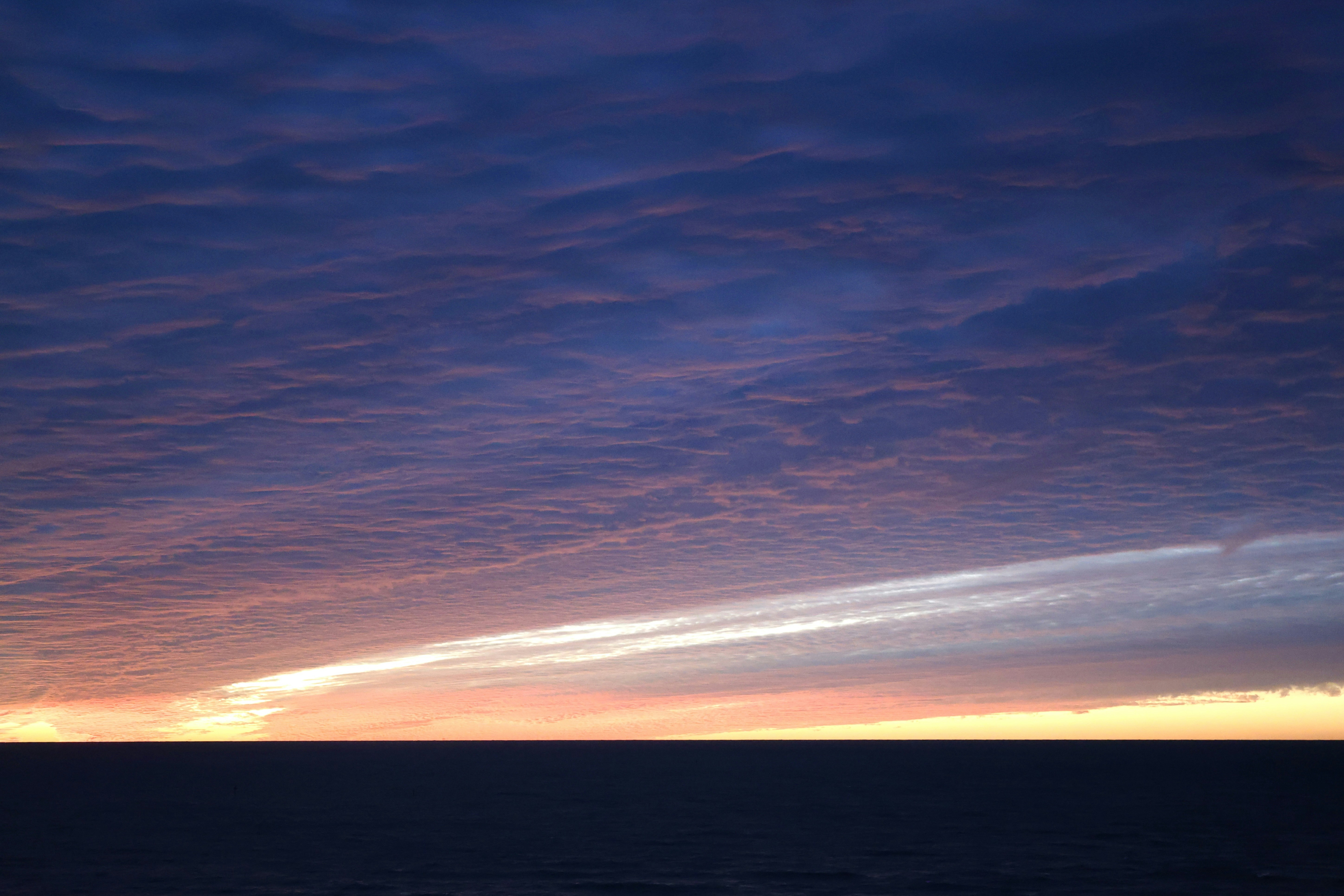 Dusk Horizon: Quiet Sea Under a Colored Sky