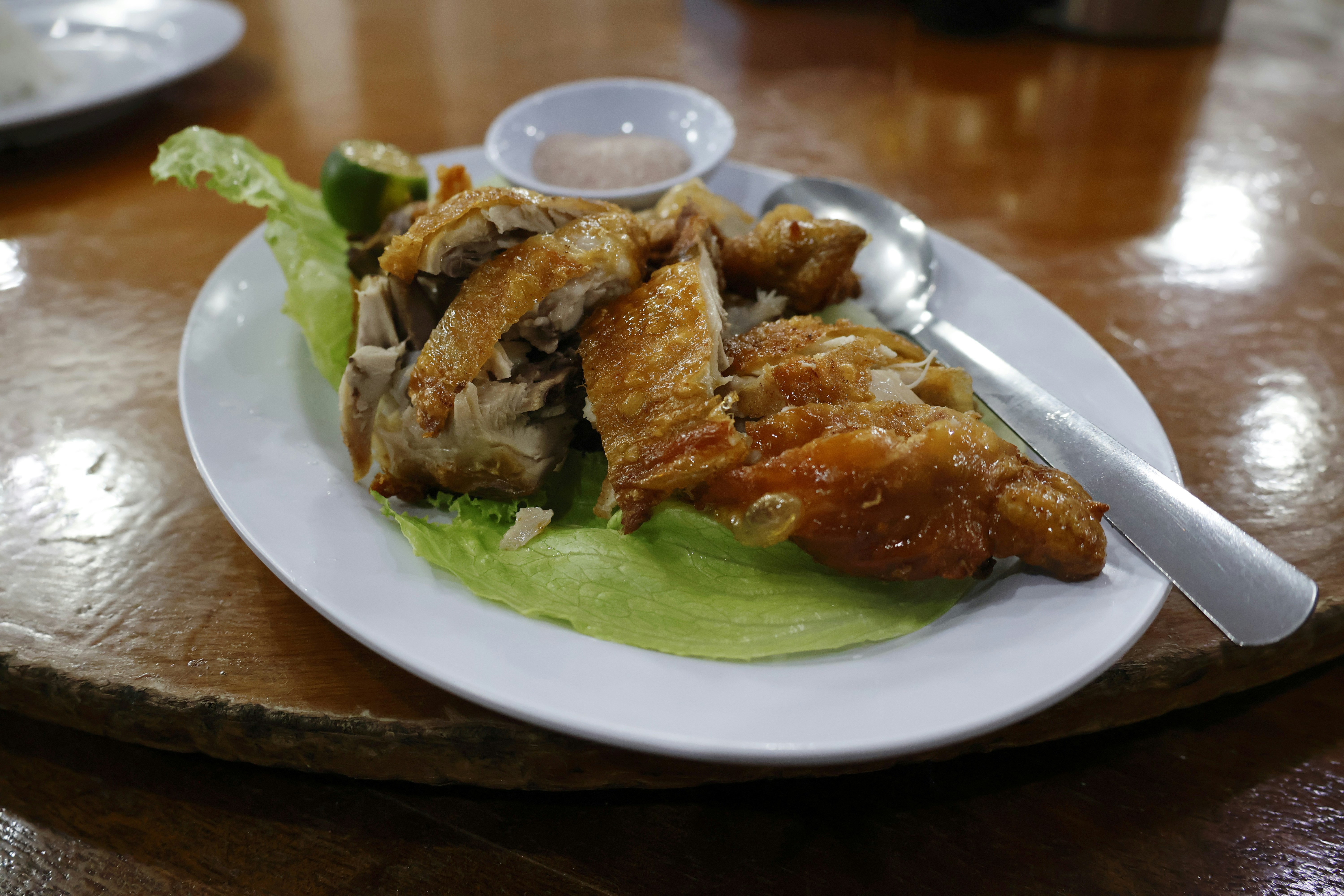 Knuspriges frittiertes Hähnchen, serviert auf Salat mit Dipsauce Foto ...