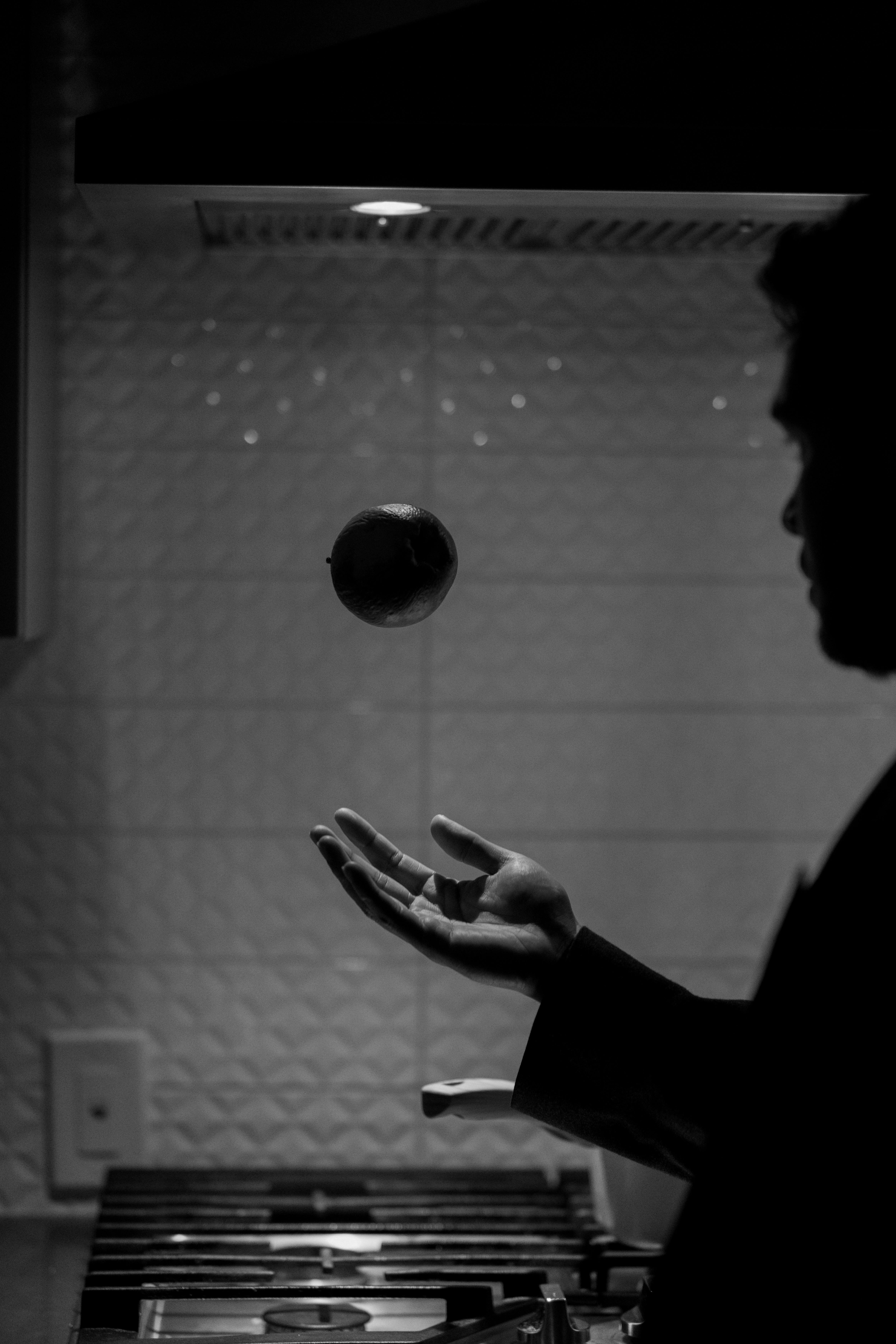 Hombre levitando una fruta sobre su mano foto – Imagen de Víveres ...