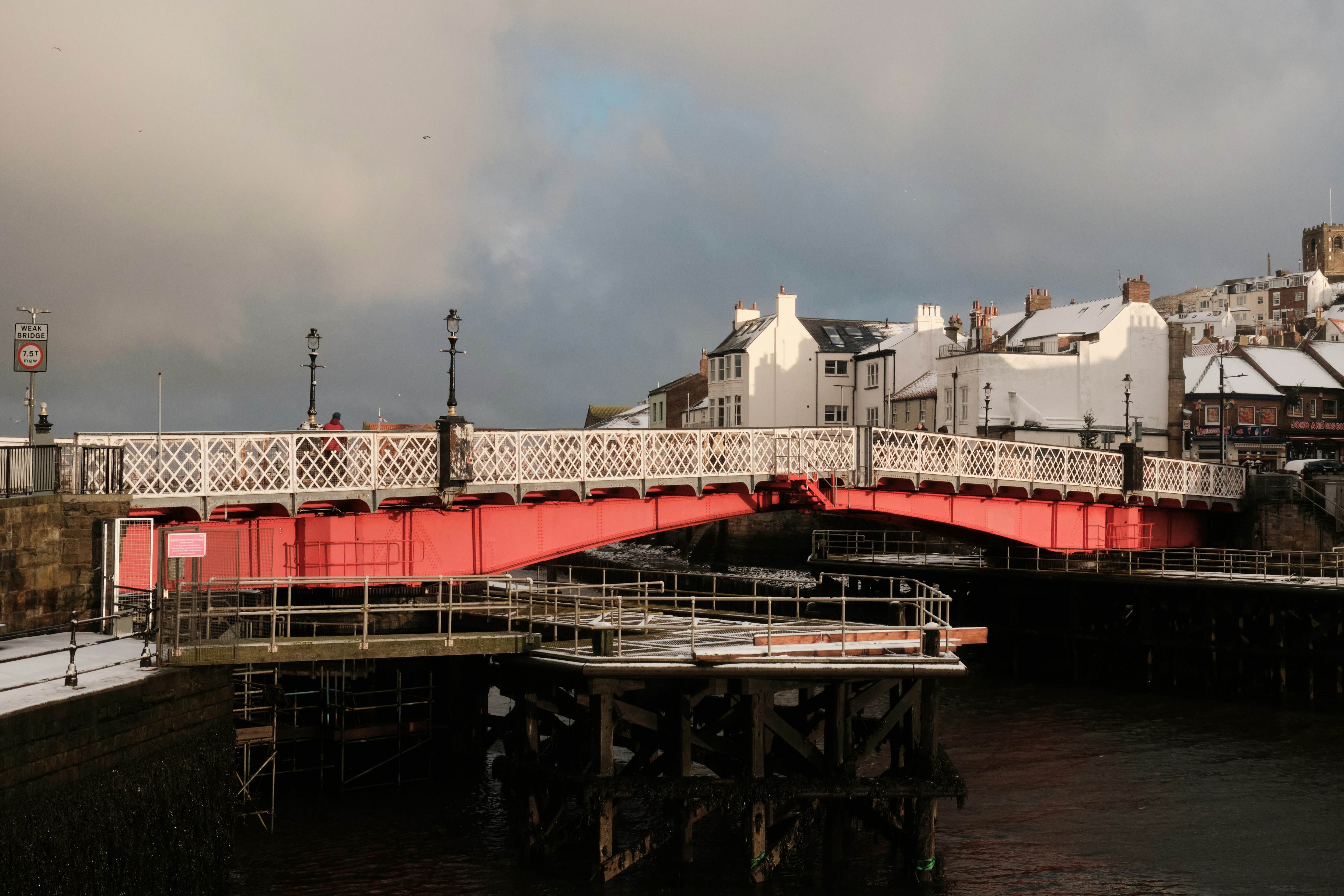 Red Arch over the Wet Pier: a Victorian Thames Crossing