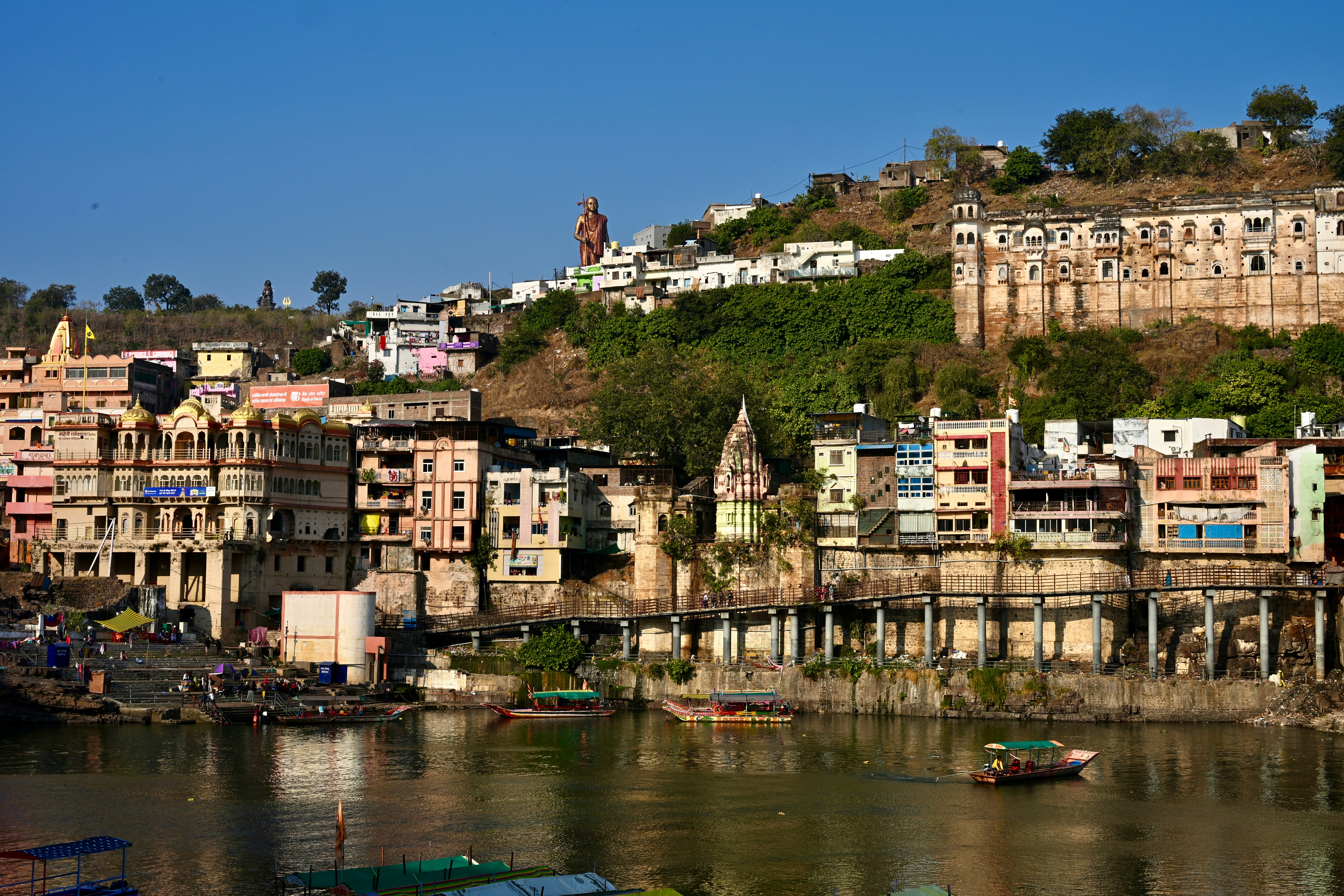 Riverside Fortunes: A Layered Indian Town Stacked on the Cliff
