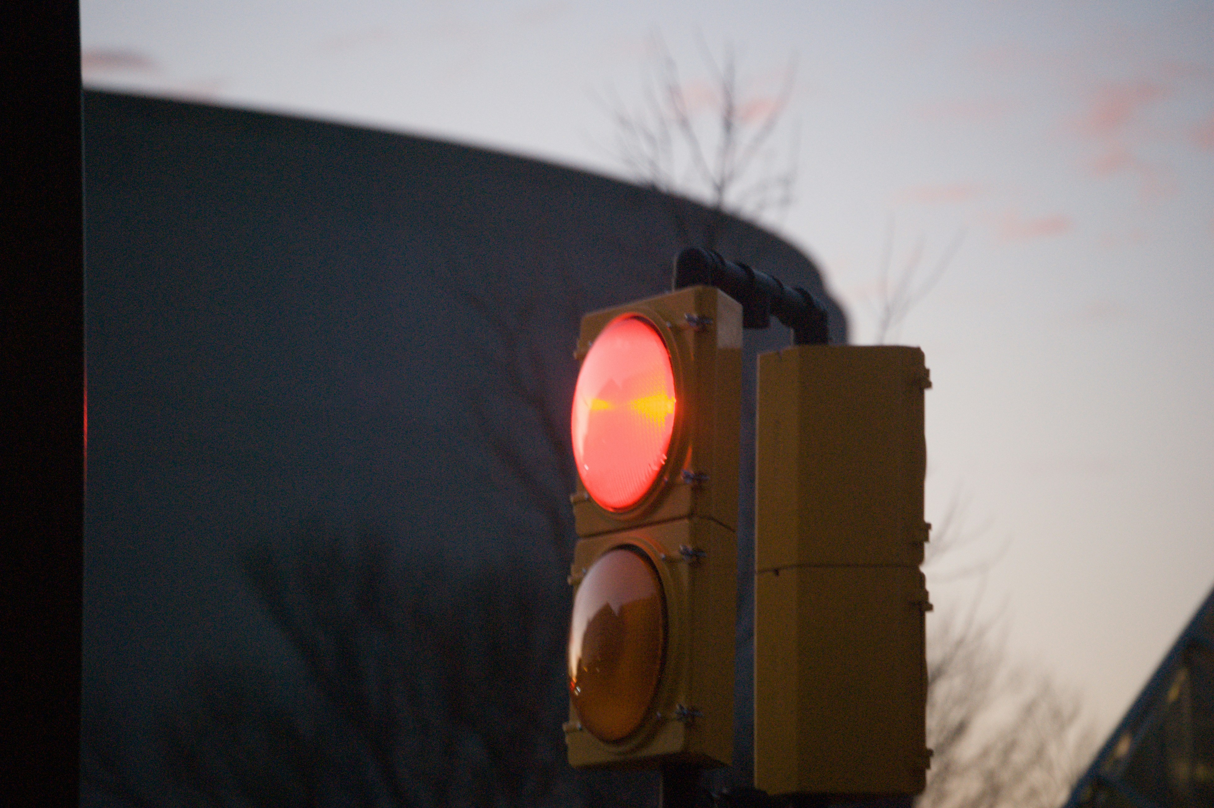 A traffic light shows a red signal. photo – Free City Image on Unsplash