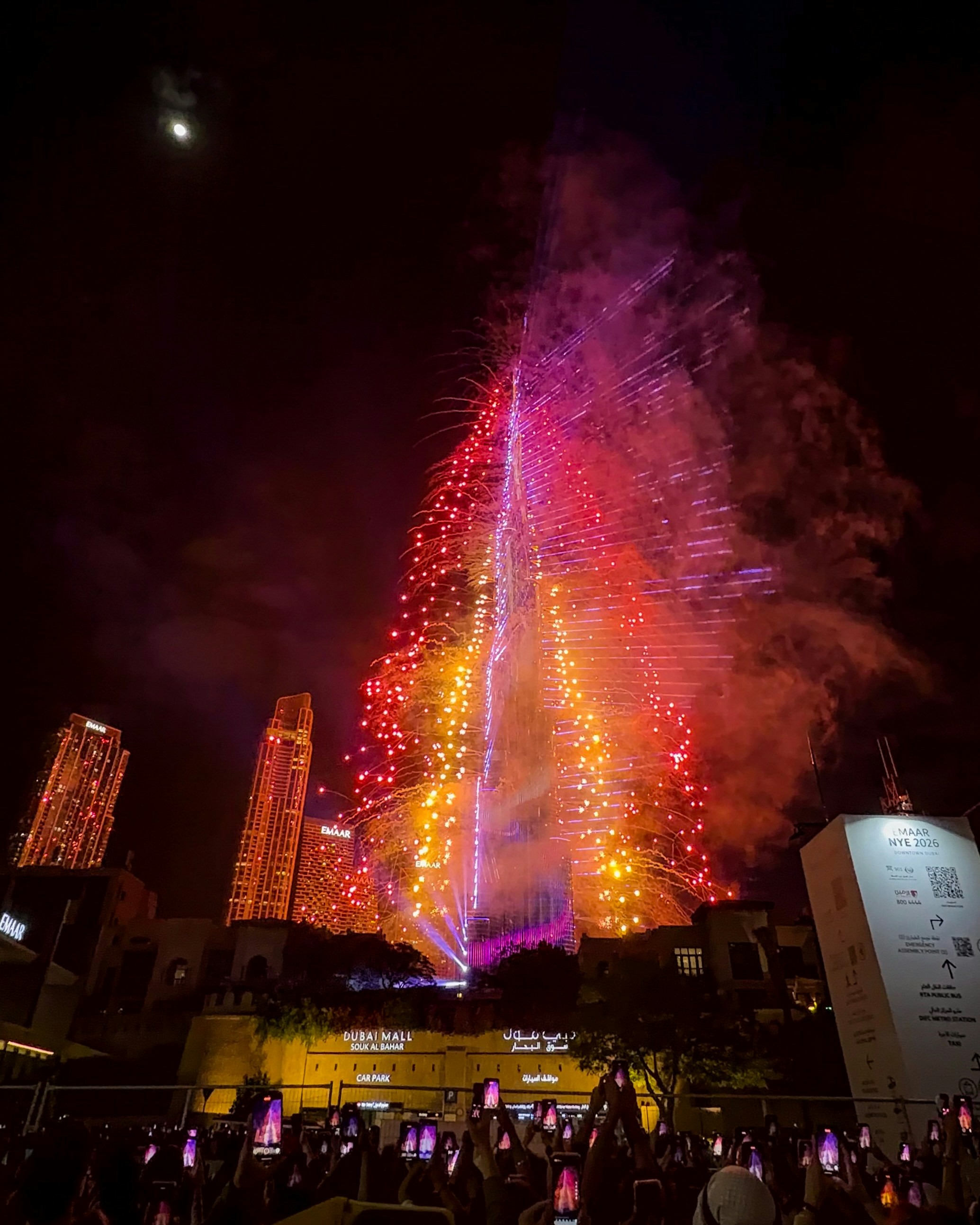Fireworks Over The Dubai Mall: Night Glow Above the Skyline