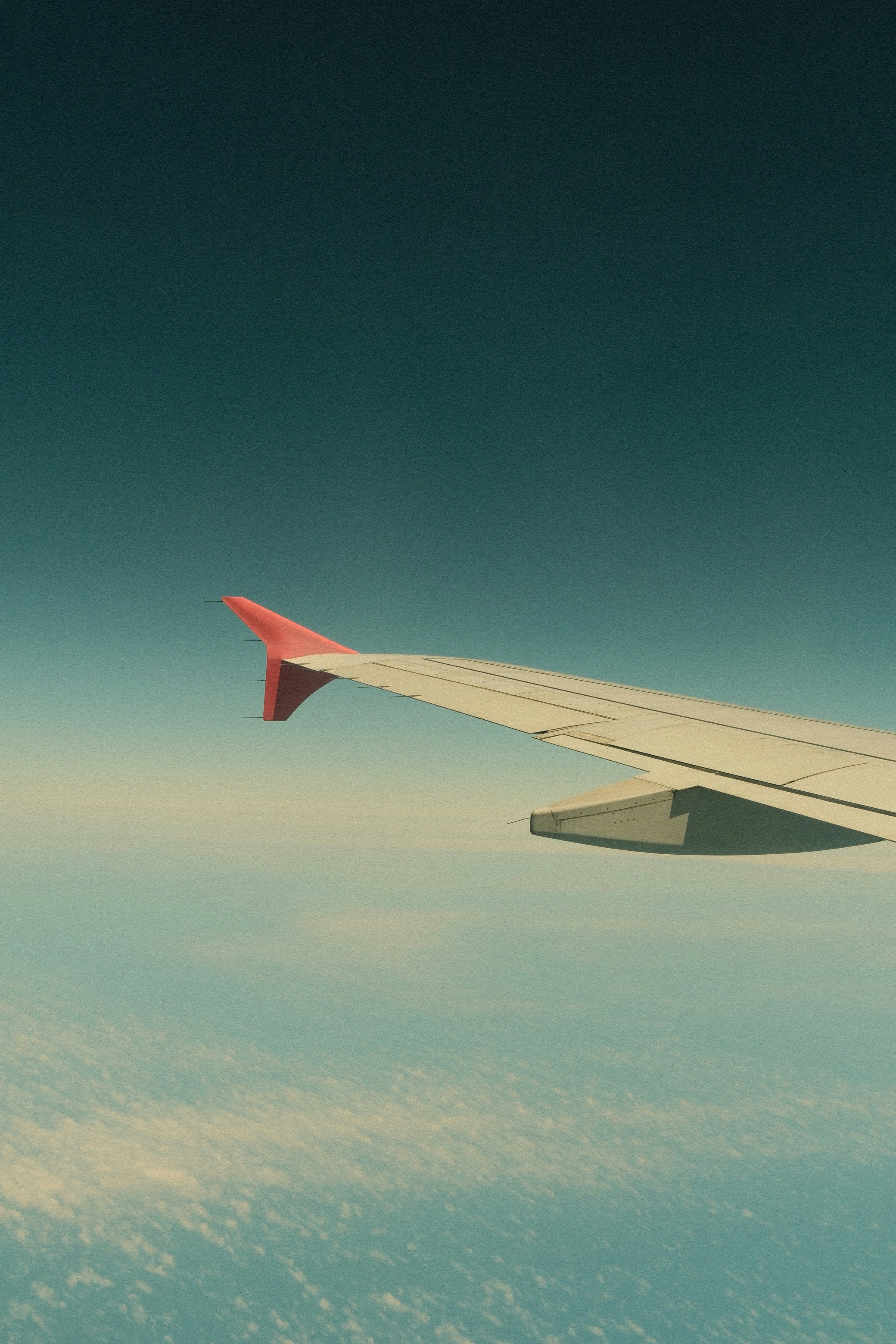 Wingtip in the Soft Sky: A Quiet Arc Across the Stratosphere