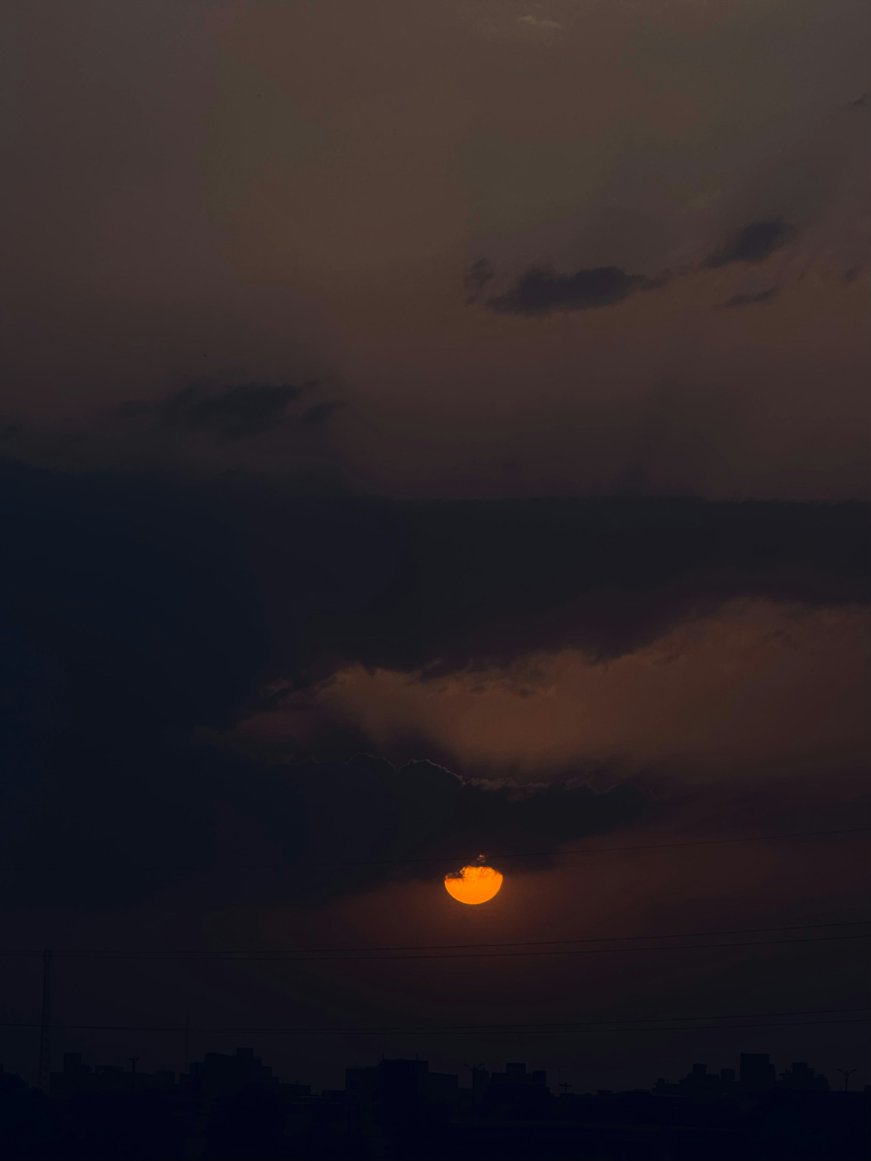 Low Sun, Quiet Horizon: The Dusk Disc Over a Silent City