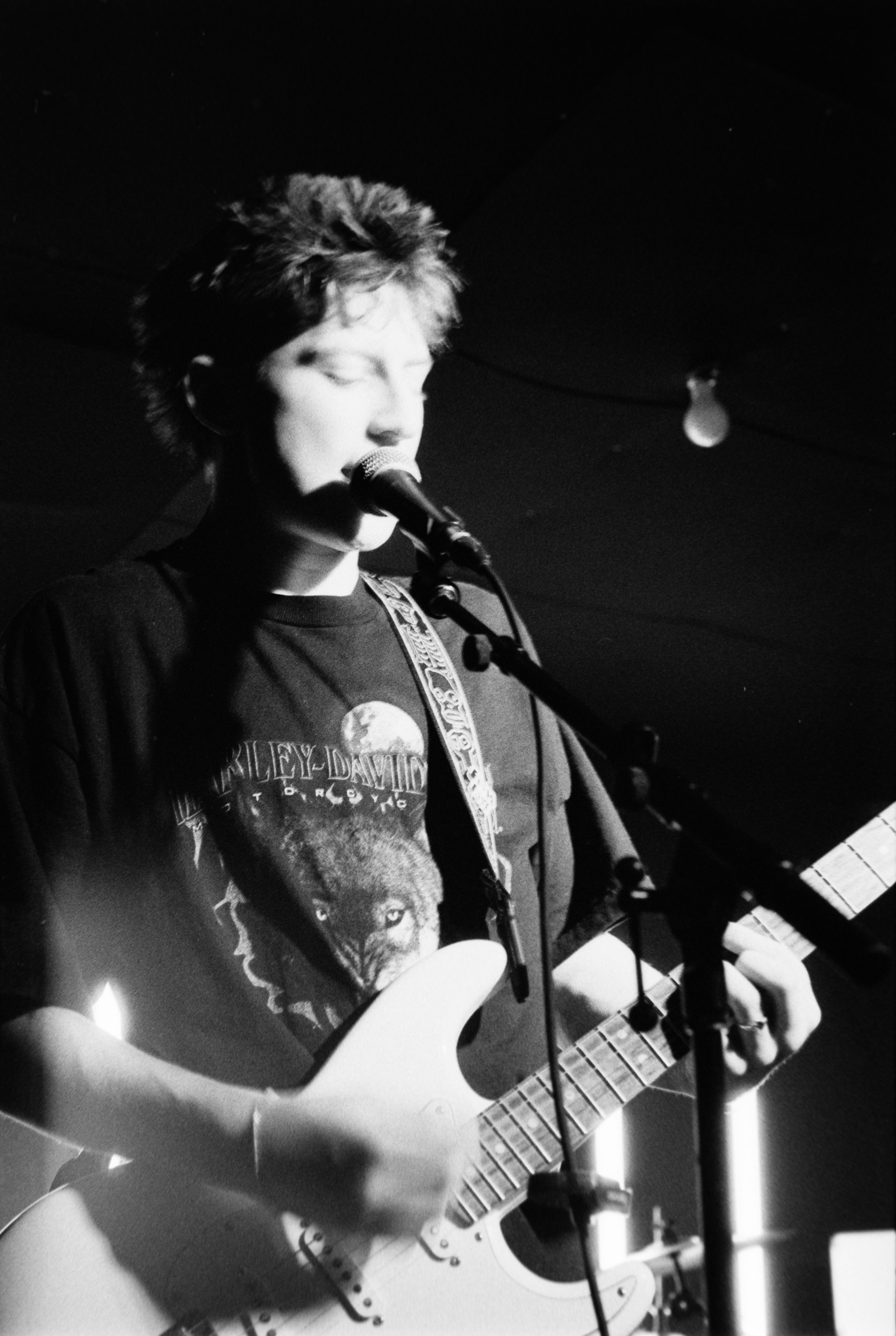 Man playing electric guitar and singing into microphone photo – Free ...