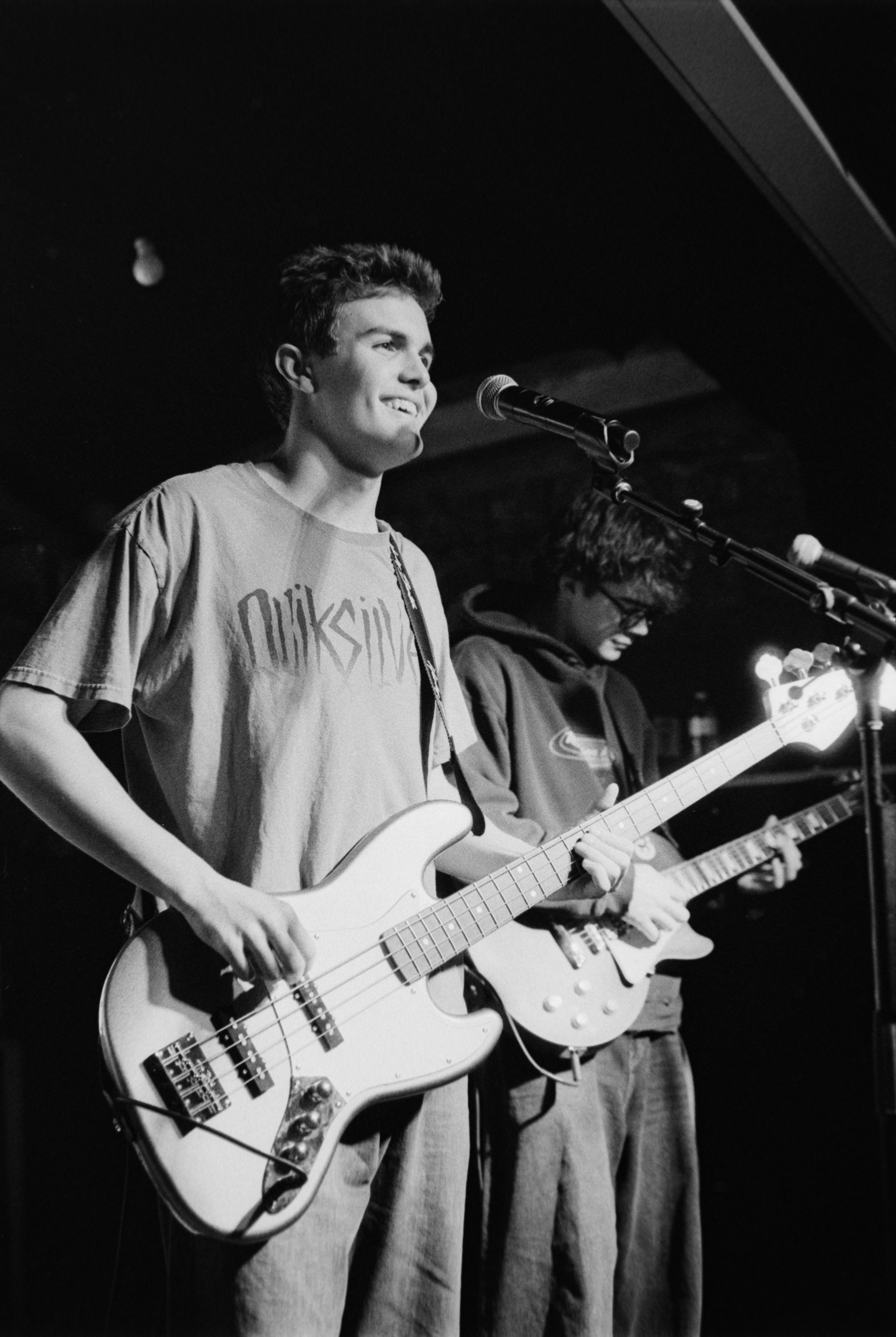 Midnight Notes: A duo of bass and guitar in a dim-stage duet
