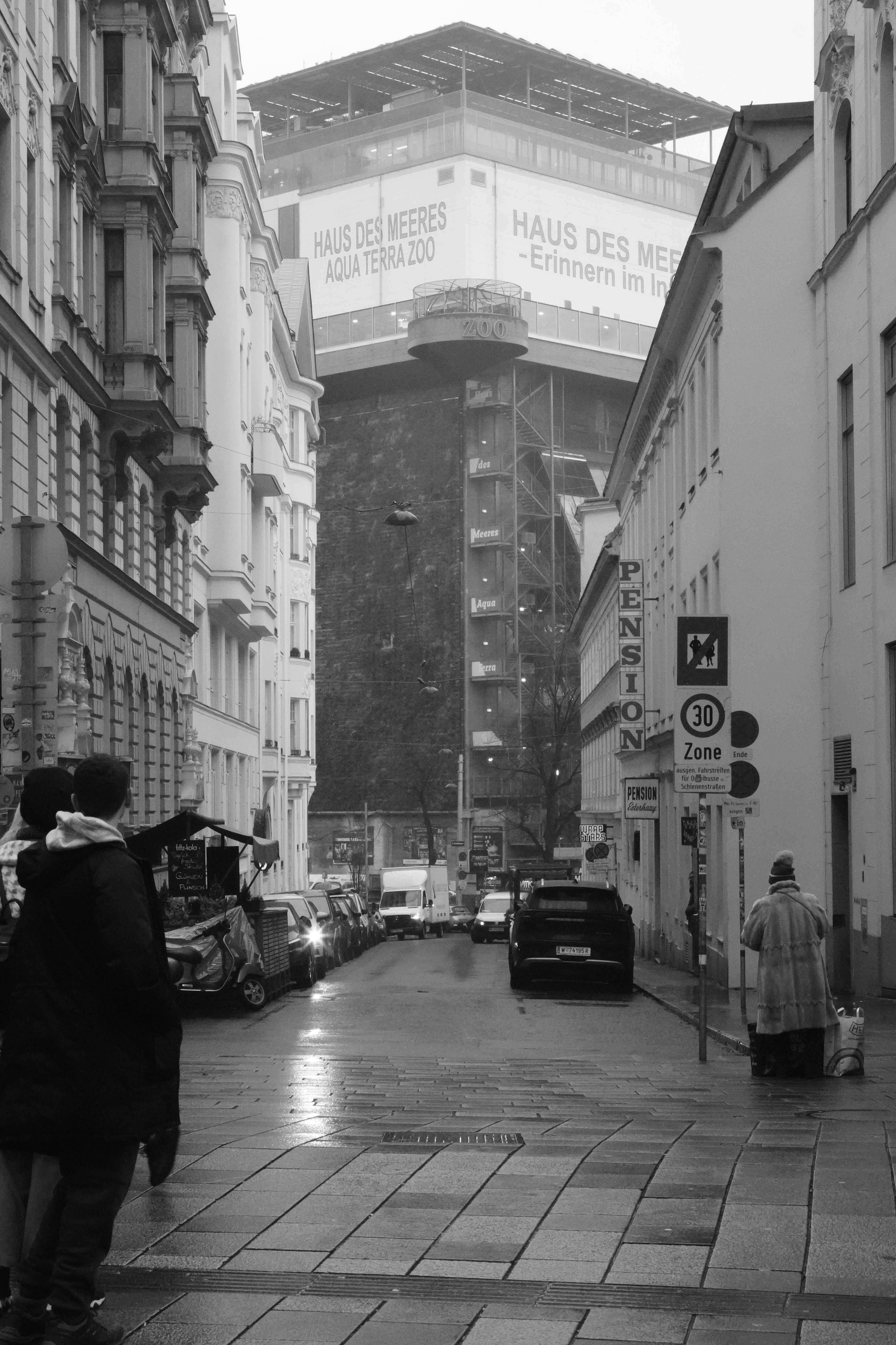 Urban Avenue Convergence Under a Suspended Signage