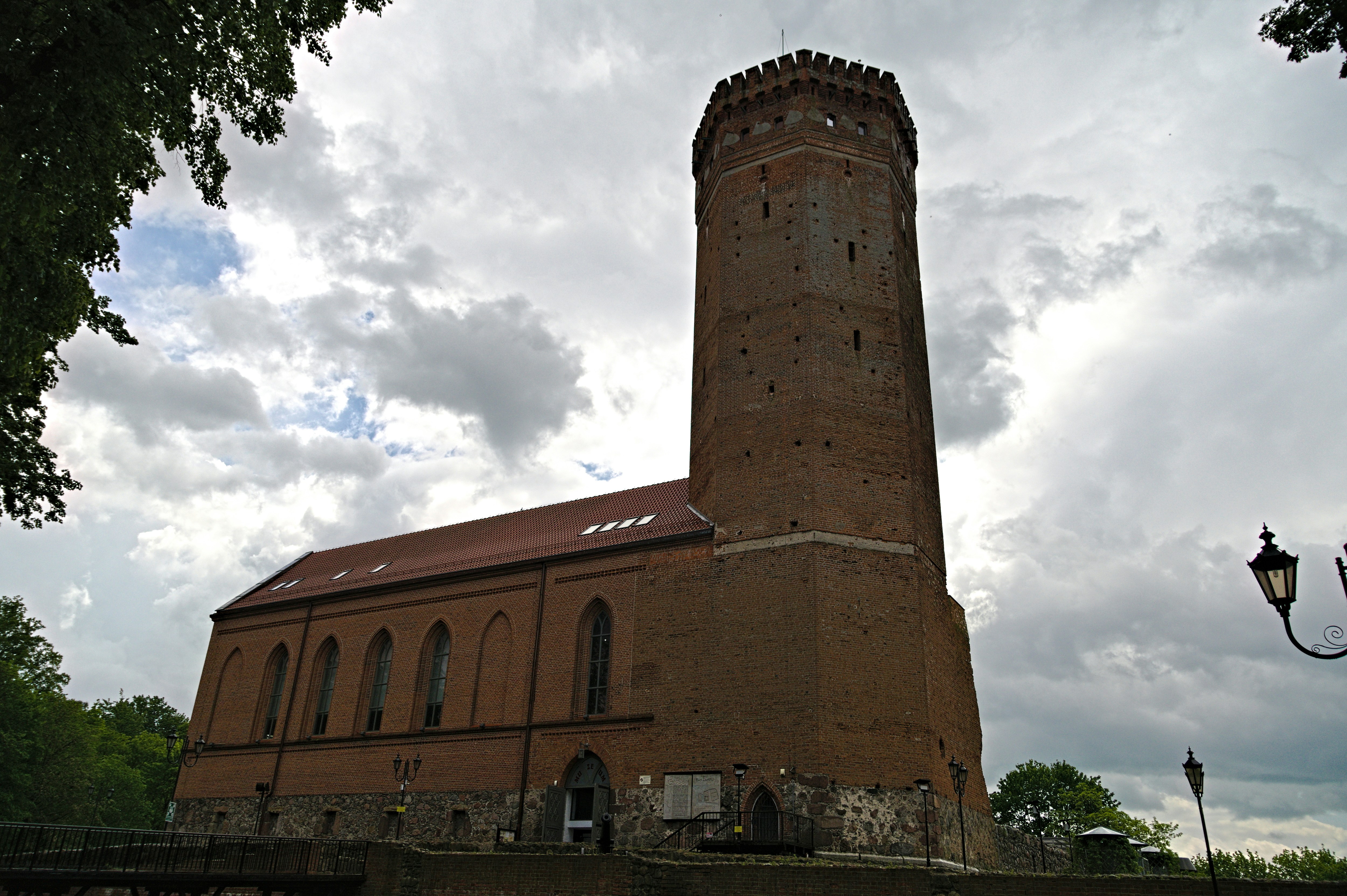 A tall brick tower attached to a building photo – Free Architecture ...
