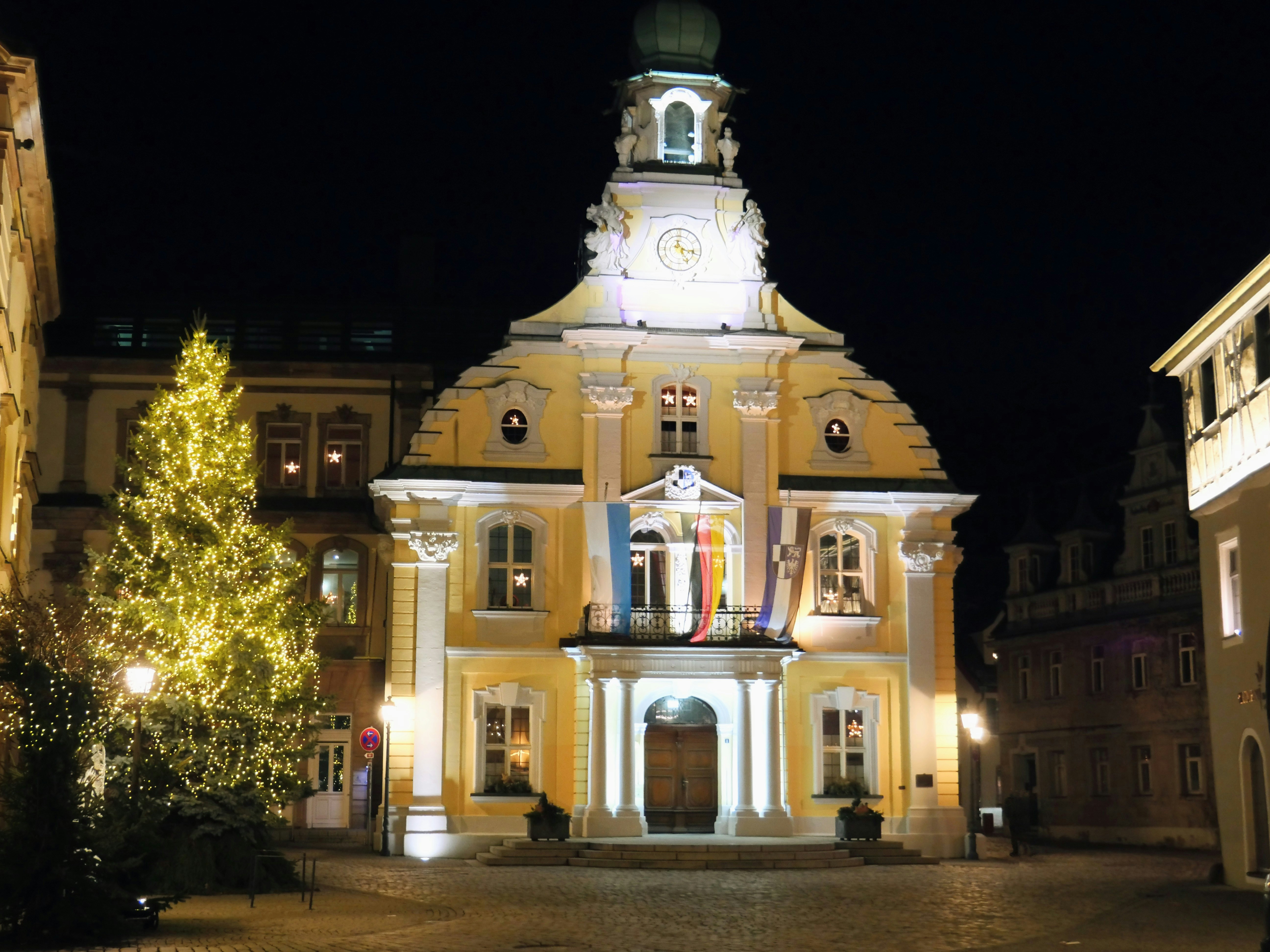 Twinkling Square: A Festive Facade Beneath Nightfall